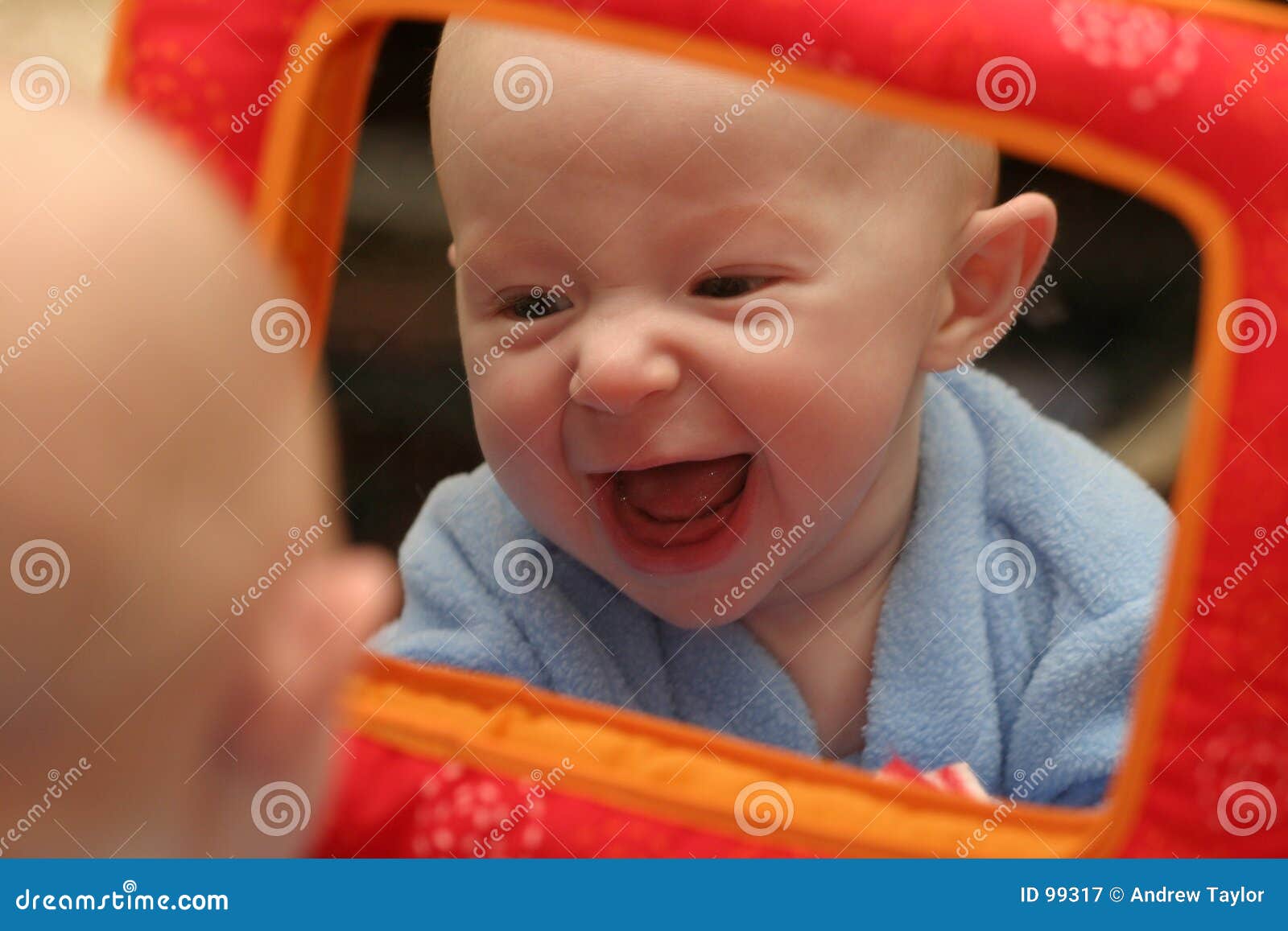 Regardez-moi image stock. Image du rire, nourrisson, sourire - 99317