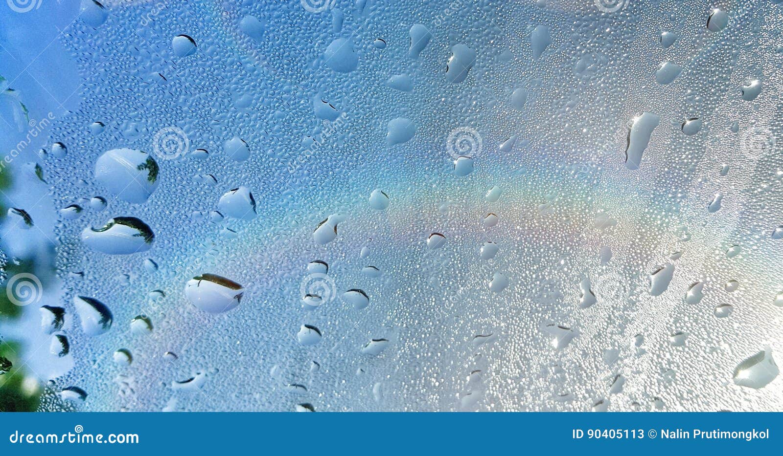 Regenboog en regendruppels stock afbeelding. Image of douche - 90405113