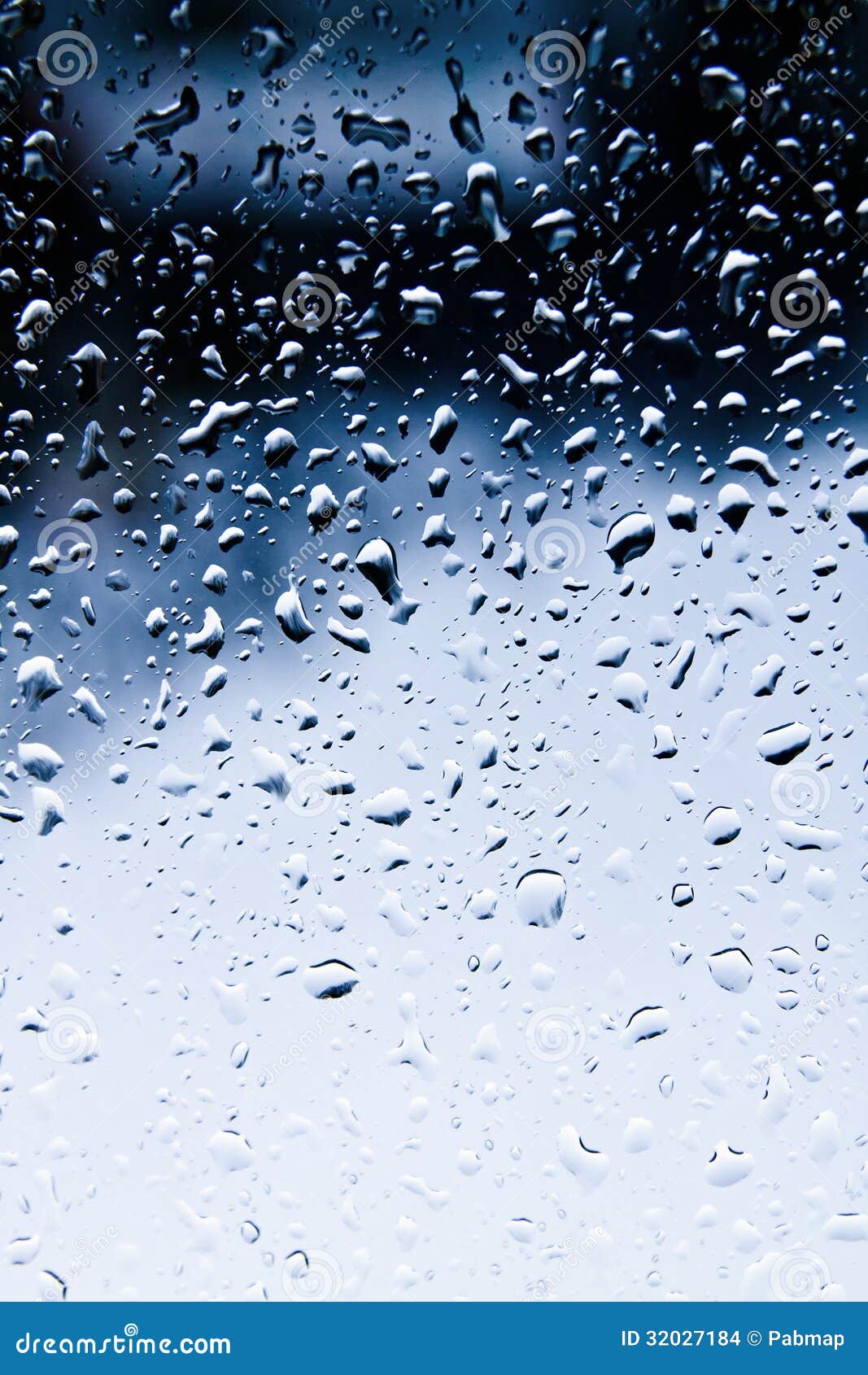 Regendruppels Op Blauw Glas Stock Foto - Image of achtergrond, blauw ...