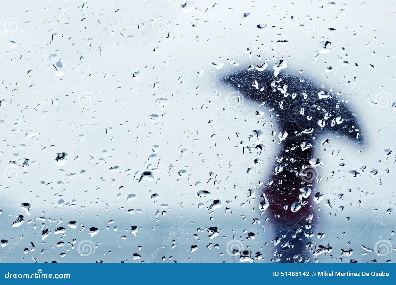Regendruppels Op Venster Met Persoon Met Paraplu Stock Foto - Image of ...