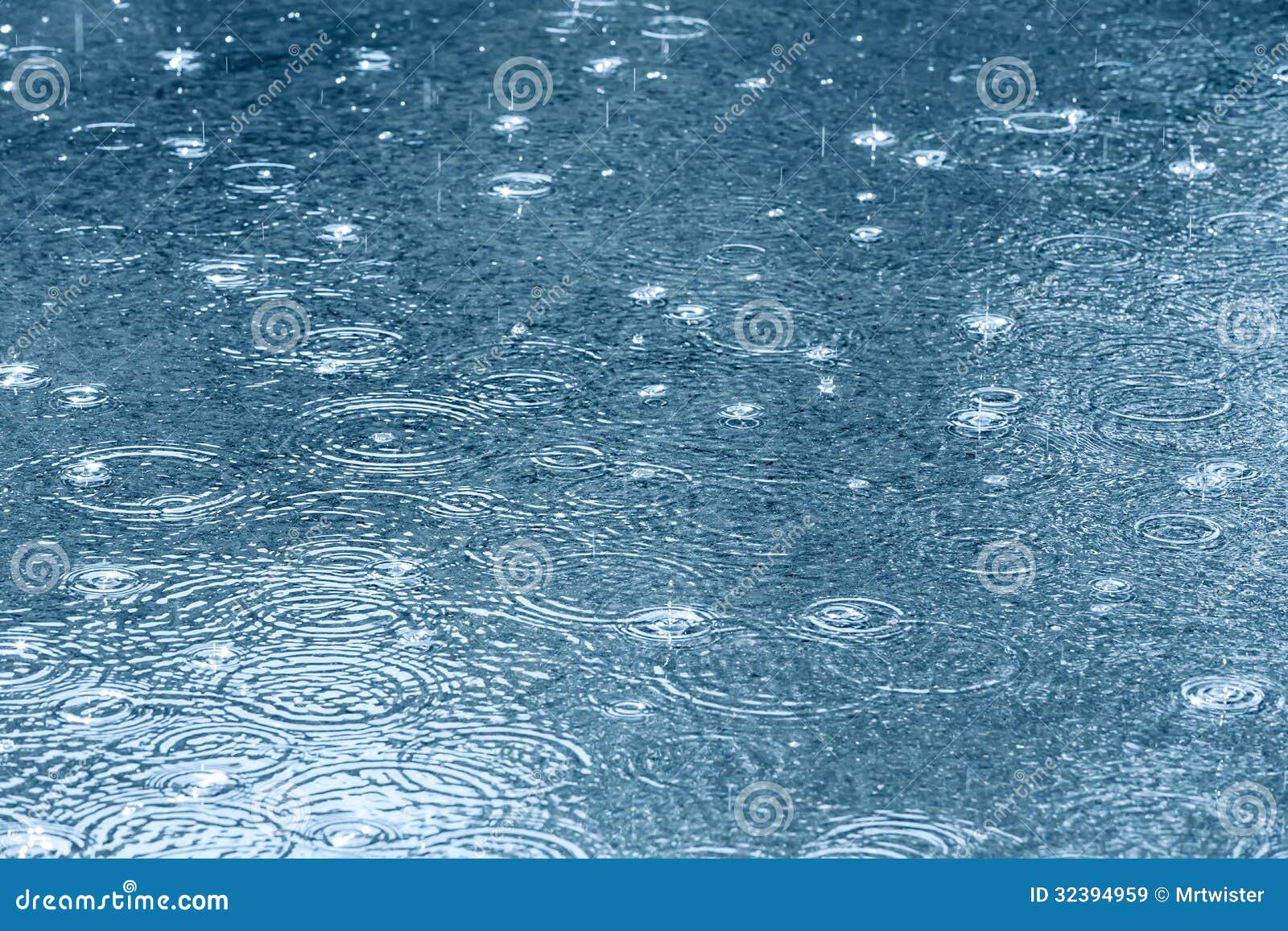 Regendruppels in zonlicht stock afbeelding. Image of samenvatting ...