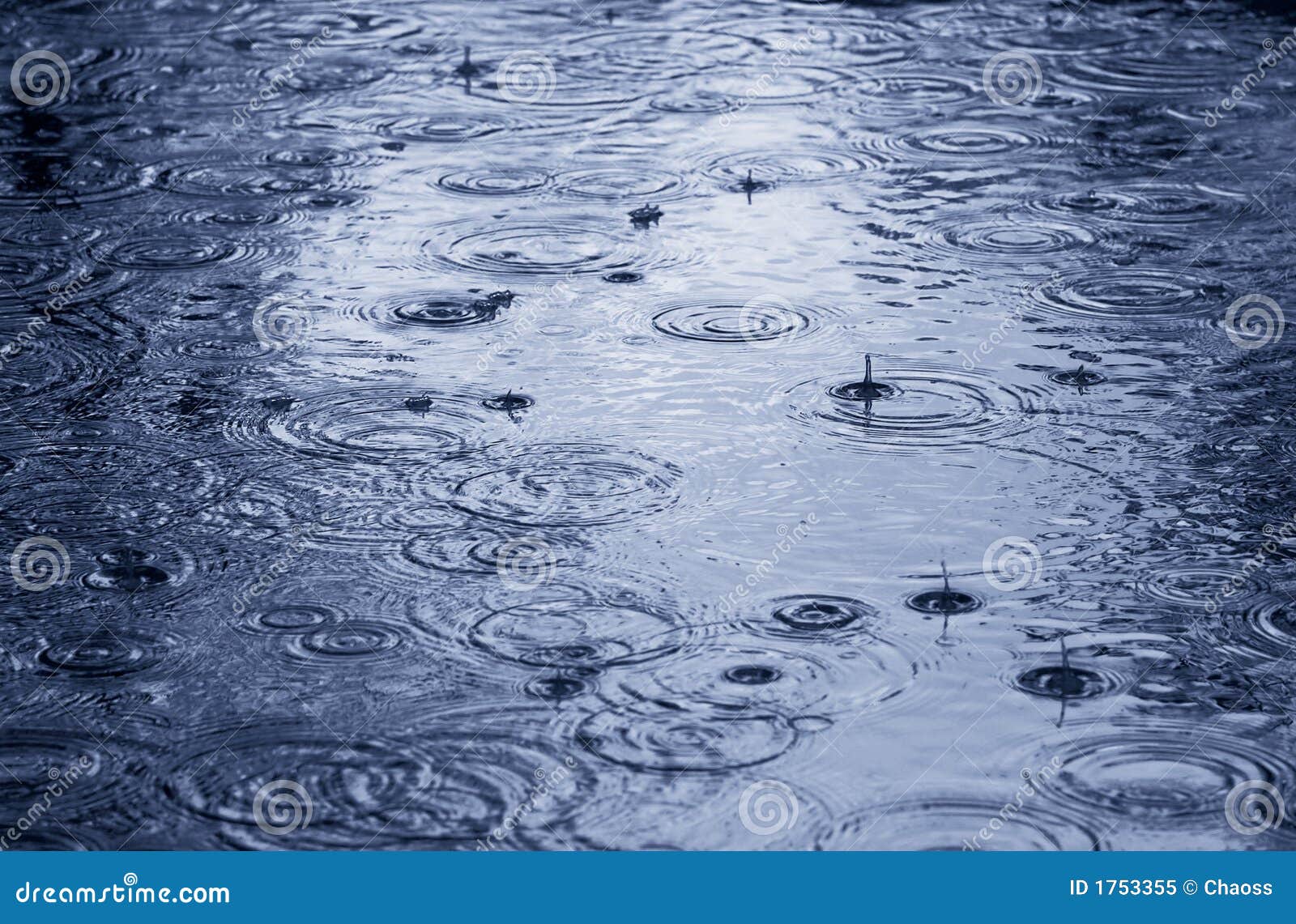 Regnen stockbild. Bild von glanz, pfütze, regnerisch, reflektieren ...