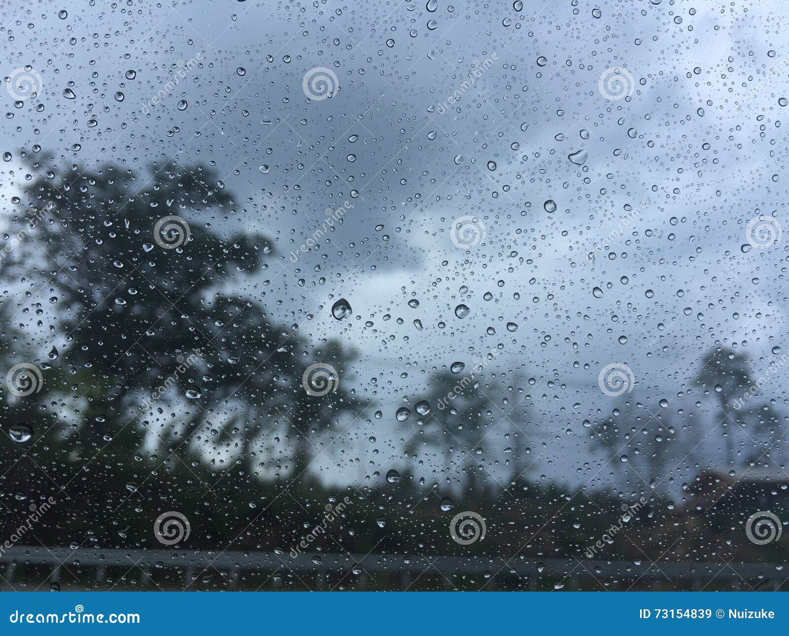 Regnen des Tages stockbild. Bild von muster, farbe, leuchte - 73154839