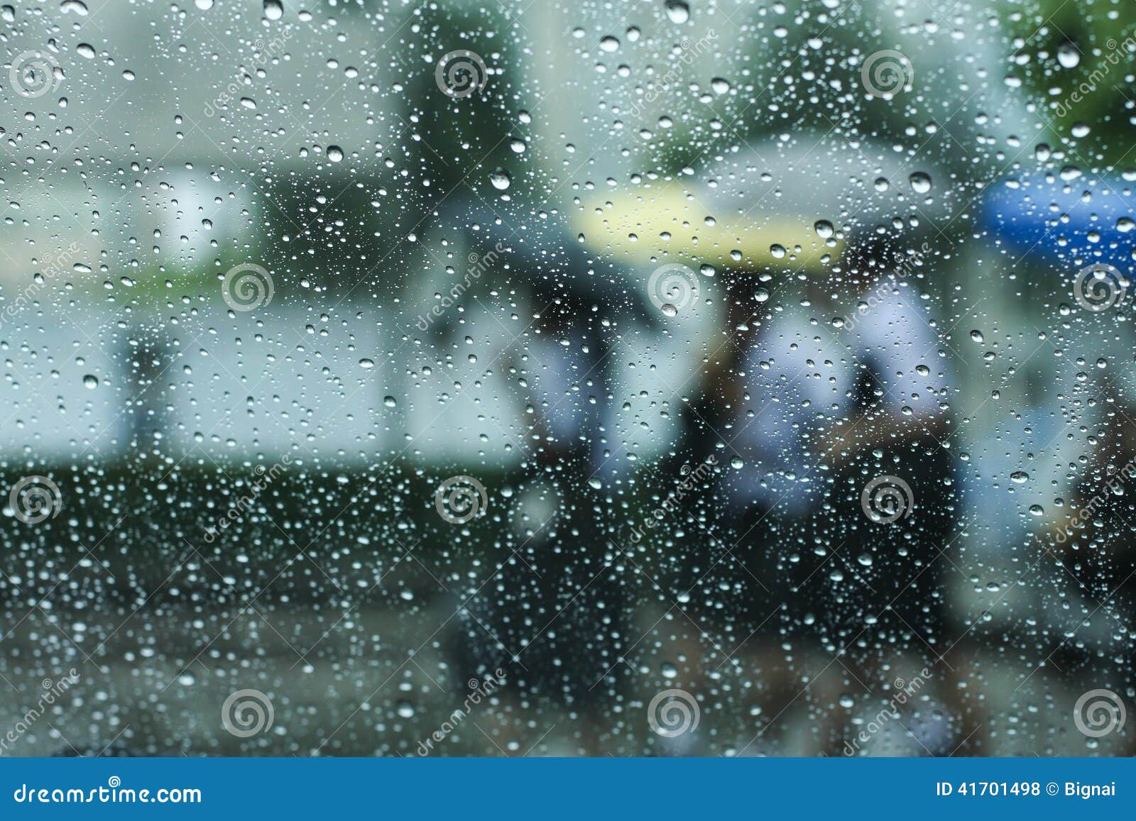 Regnen und Regenschirm stockfoto. Bild von regentropfen - 41701498