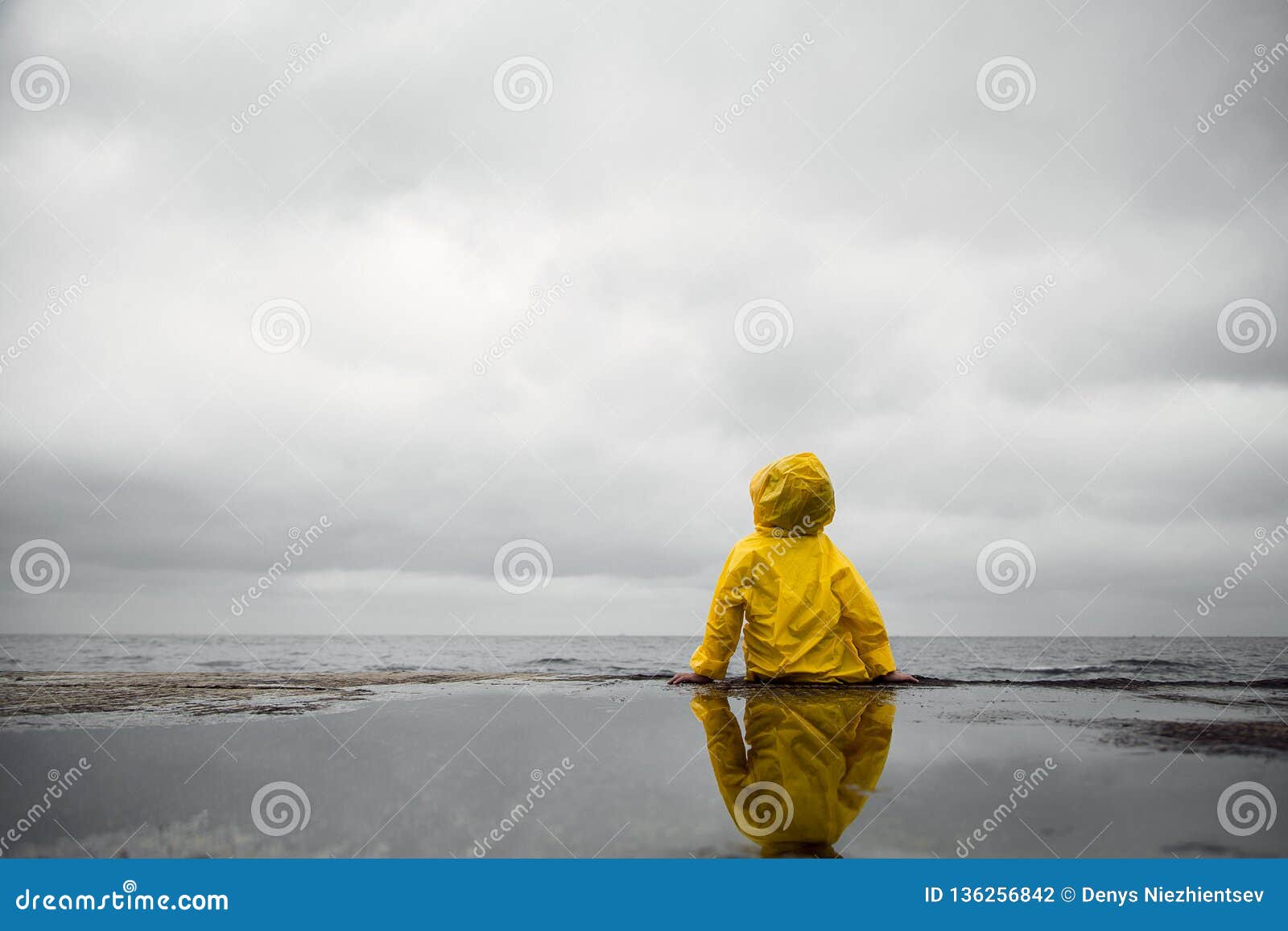 Regniga Moln Barn I En Gul Regnrock Arkivfoto - Bild av barndom, barn ...