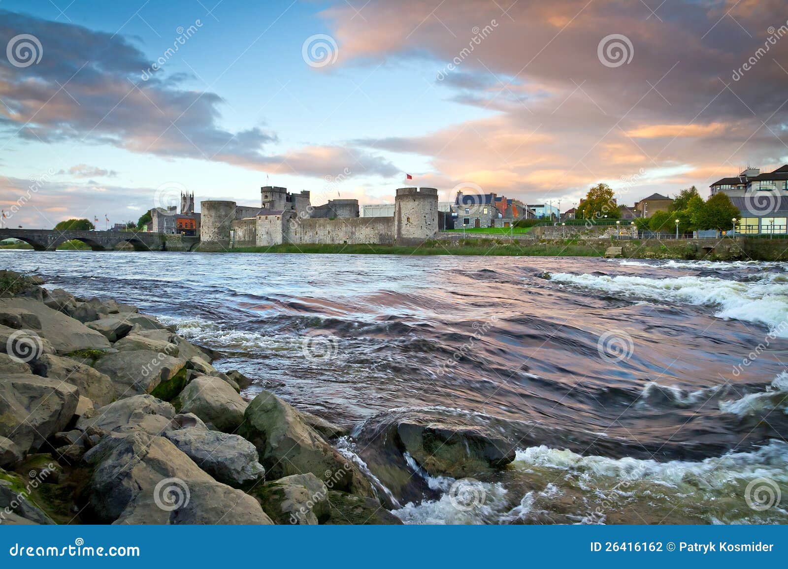 Rei John Castelo No Rio De Shannon Foto de Stock - Imagem de pedra ...