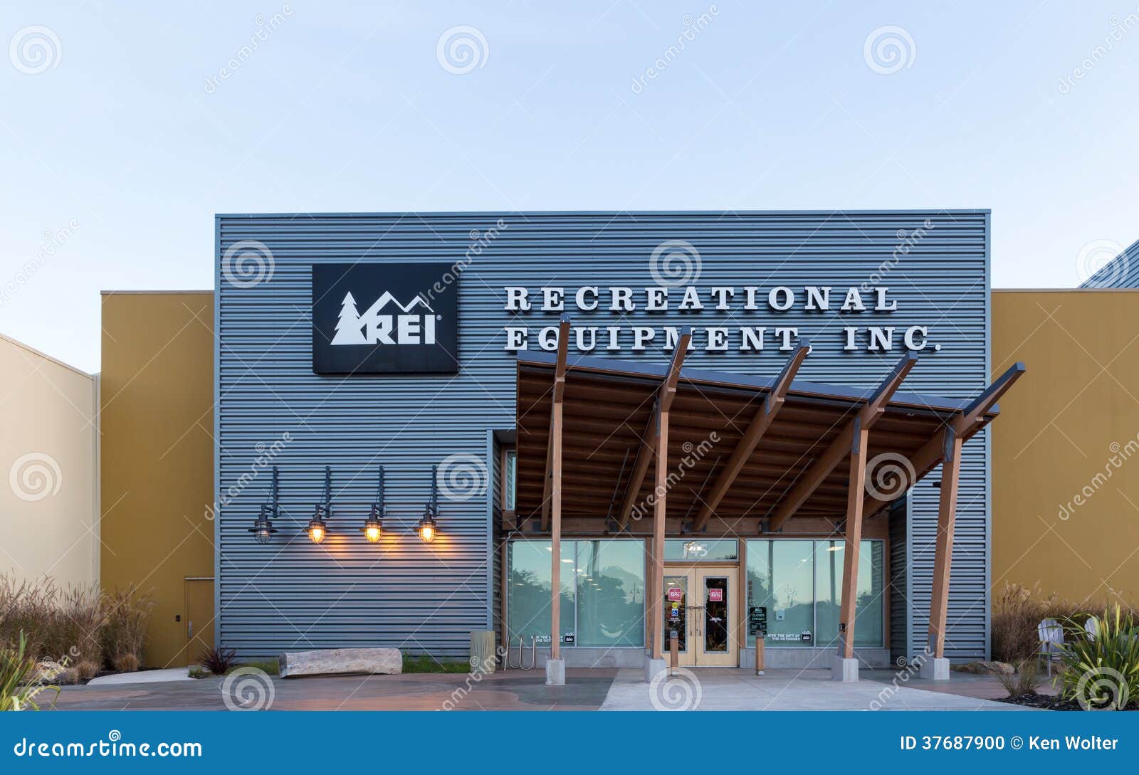 REI Store editorial image. Image of cooperative, doodle - 37687900