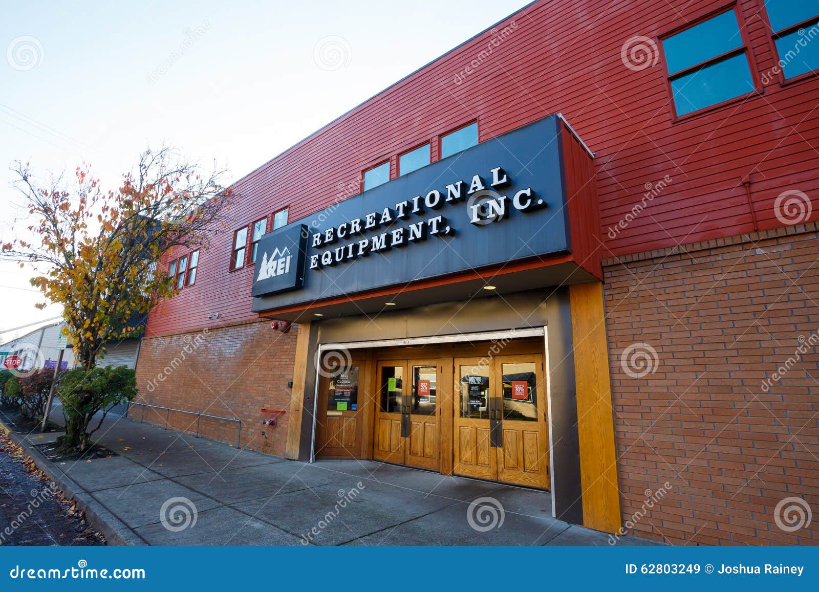 REI Storefront Eugene Oregon Imagen de archivo editorial - Imagen de ...