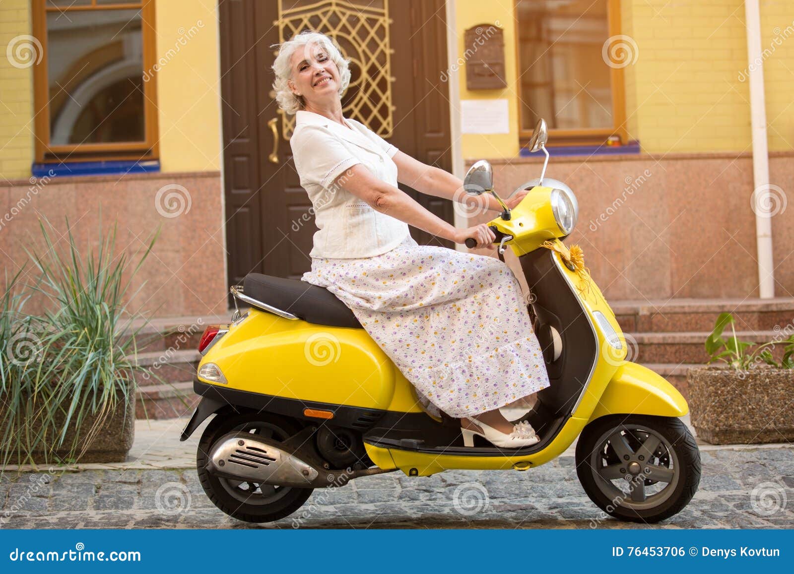 Reife Dame Reitet Einen Roller Stockfoto - Bild von liebhaberei ...