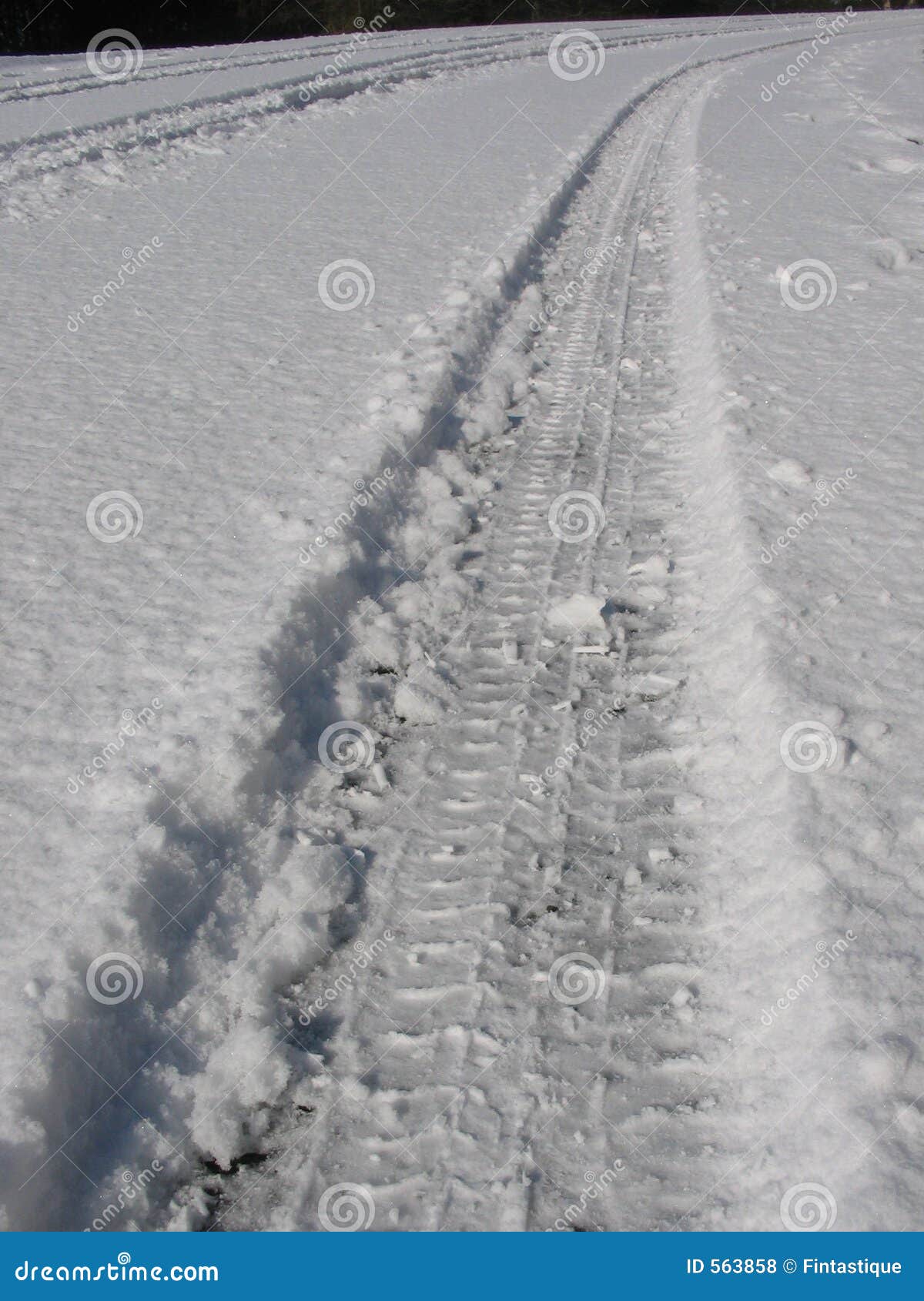 Reifenspur im Schnee stockfoto. Bild von markierung, schnee - 563858