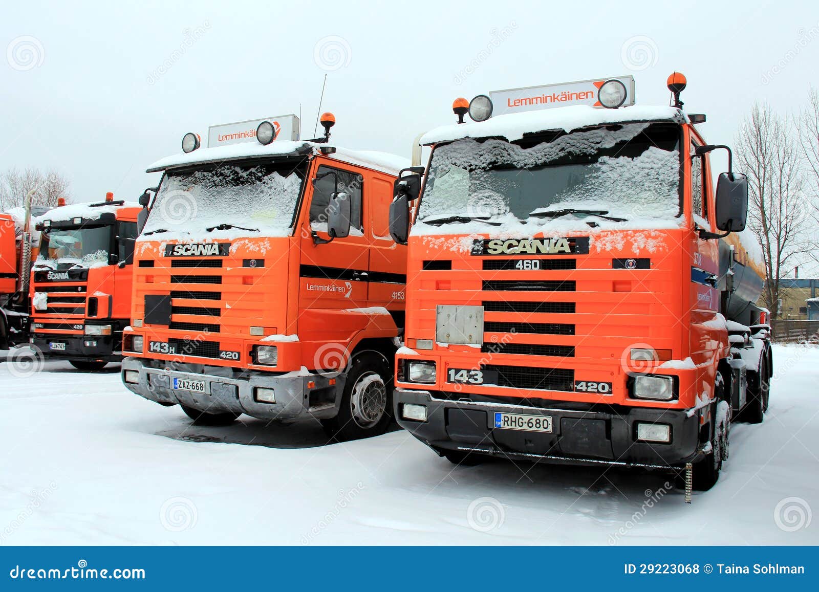 Reihe orange Scania-LKWs redaktionelles stockfoto. Bild von frontseite ...