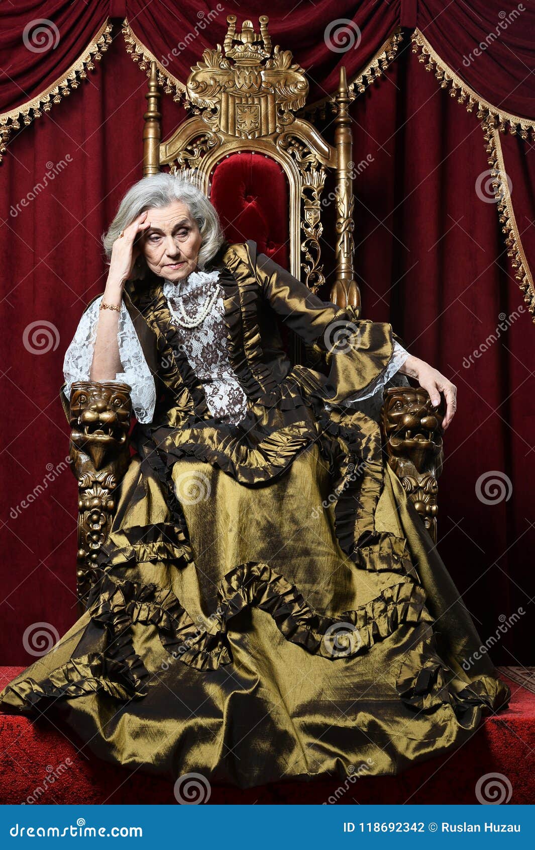 Reina Mayor Hermosa De La Mujer Foto de archivo - Imagen de medieval ...