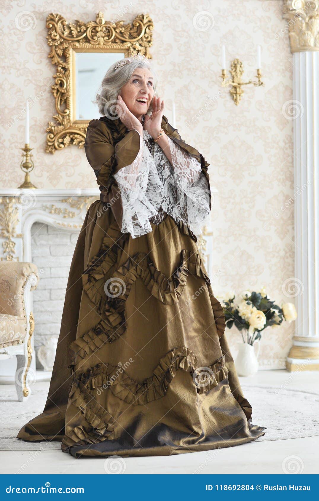 Reina Mayor Hermosa De La Mujer Foto de archivo - Imagen de alineada ...