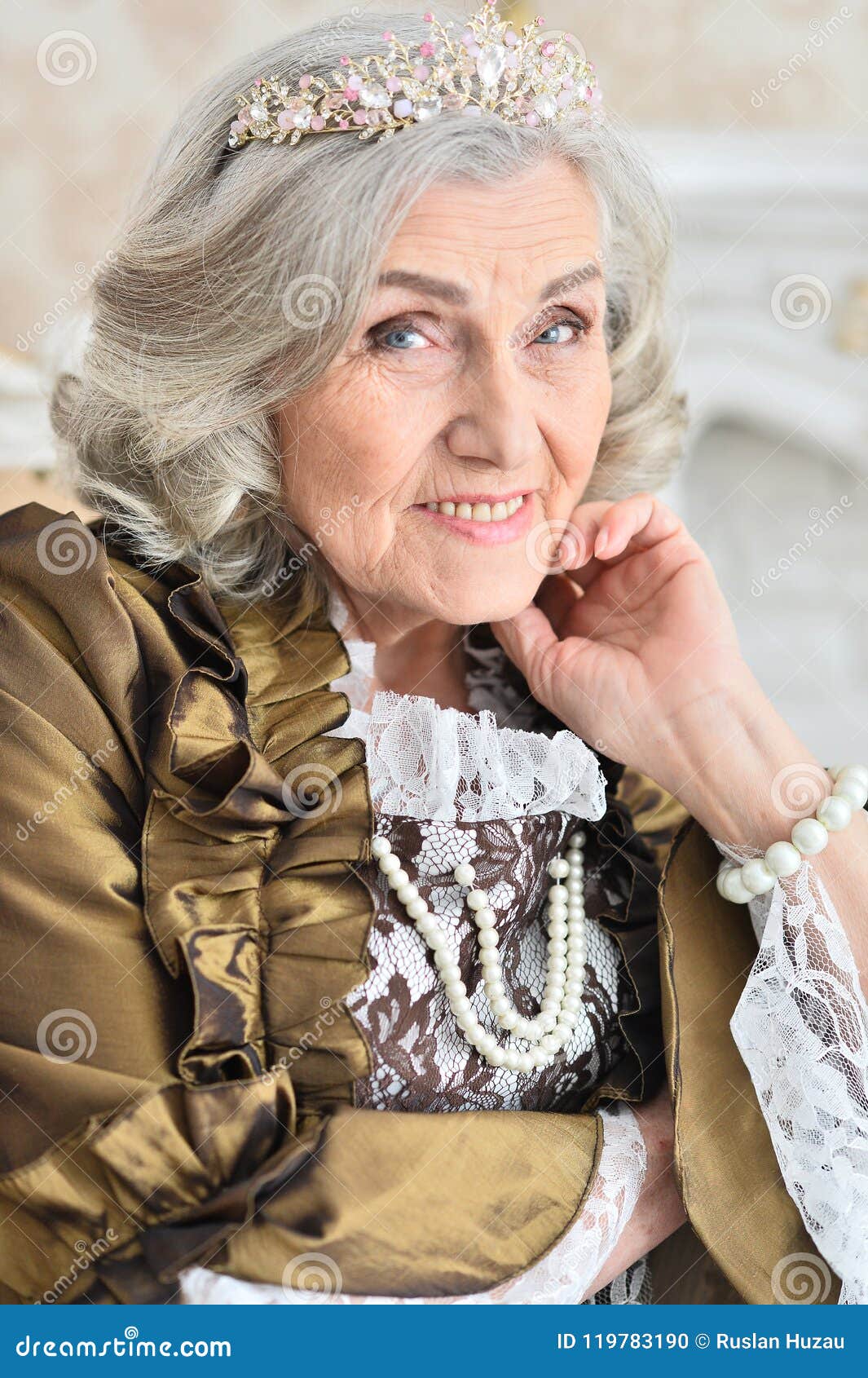 Reina Mayor Hermosa De La Mujer Foto de archivo - Imagen de resplandor ...