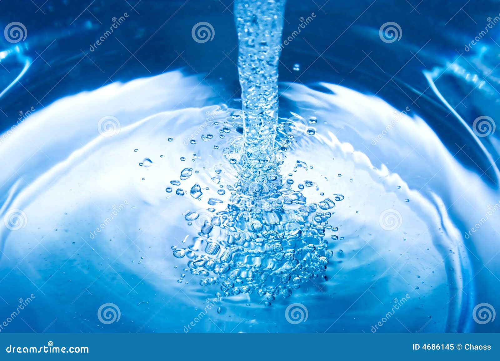 Reiner Wasserstrom stockbild. Bild von welle, sprühen - 4686145