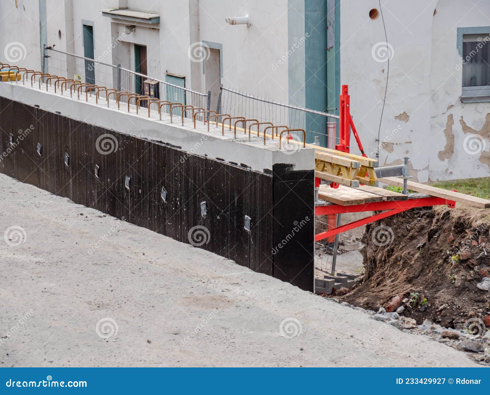 Reinforce Concrete Retaining Wall in Progress. Built Formwork Stock ...