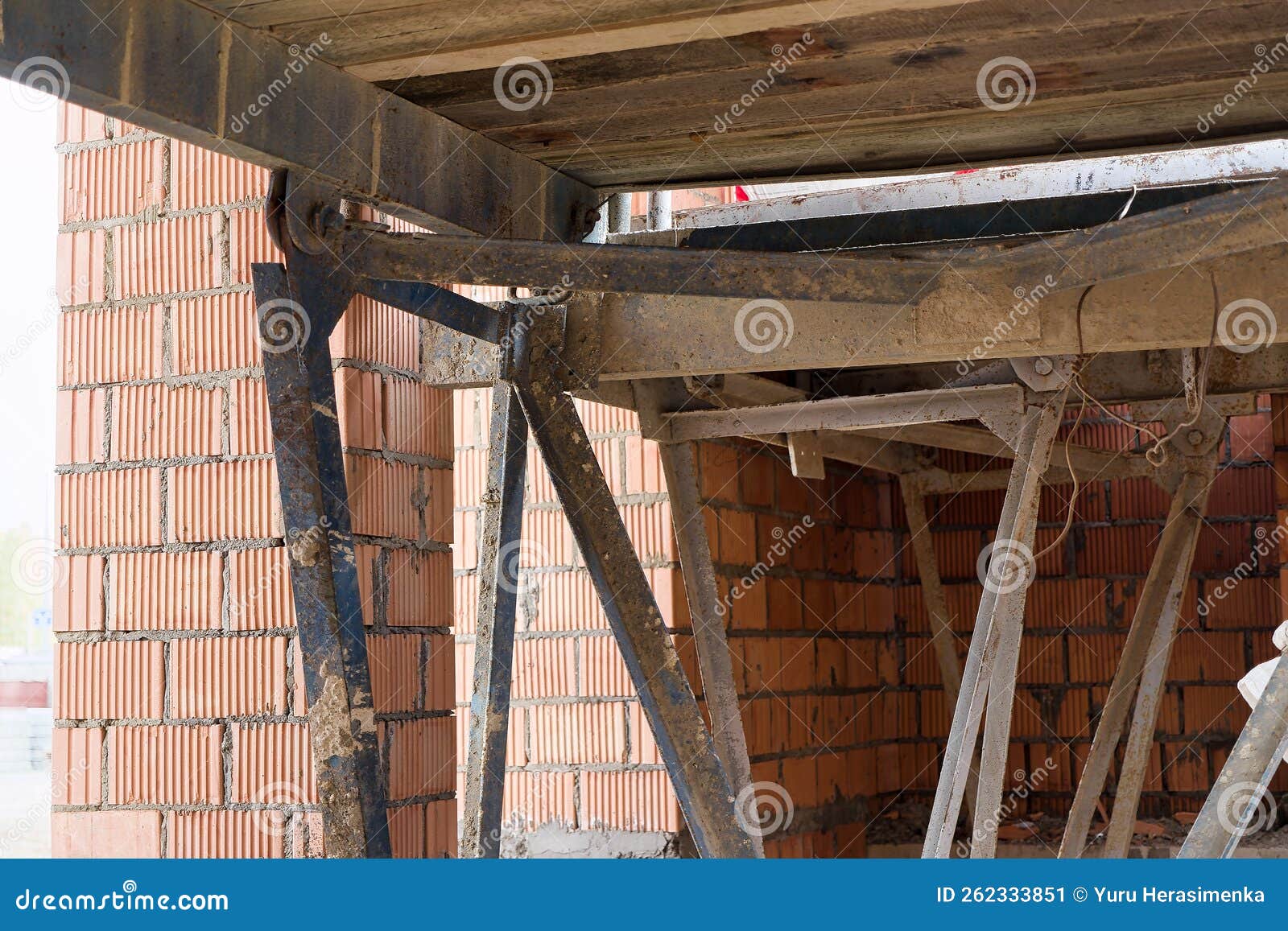 Reinforced Scaffolding for the Work of Masons in the Construction of ...