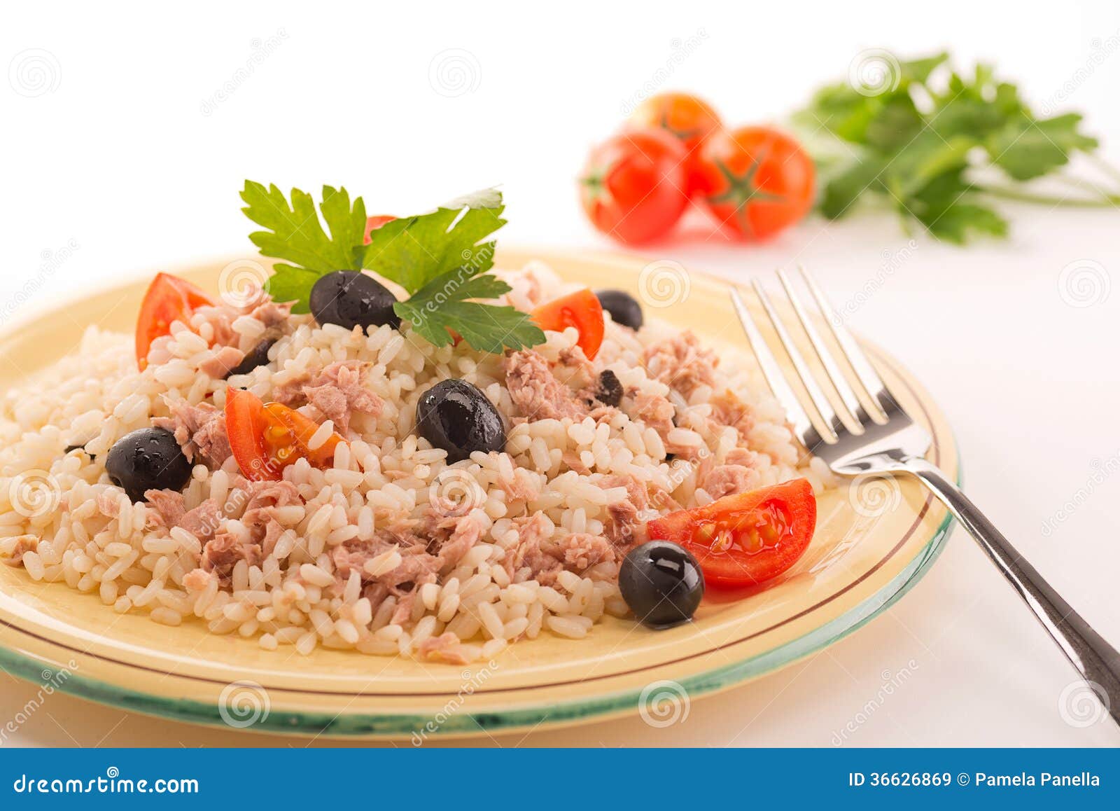 Reis Mit Thunfisch, Tomaten Und Schwarzen Oliven Stockbild - Bild von ...