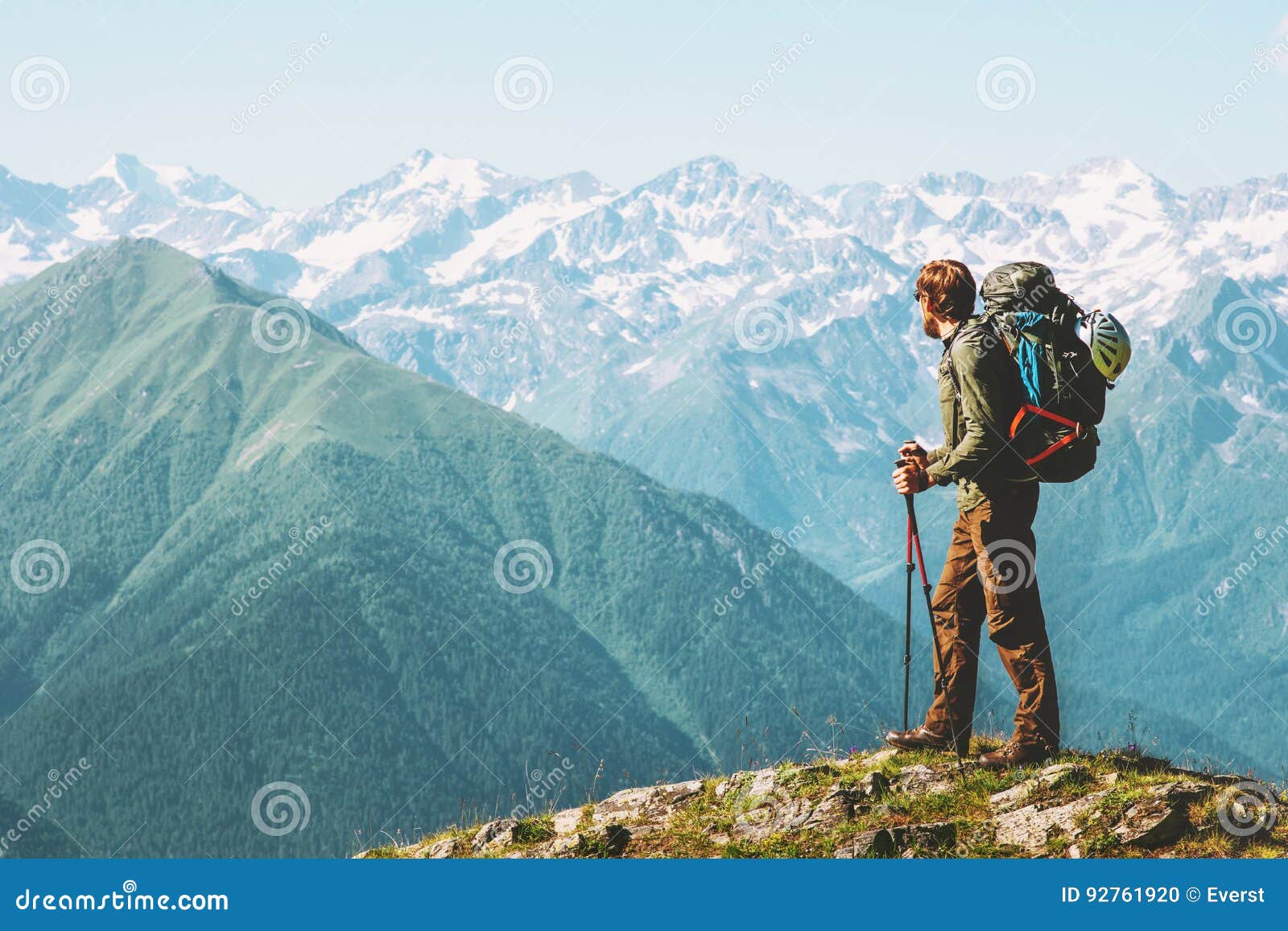 Reisend-Mann, Der Mit Rucksack Reise-Lebensstil Wandert Stockfoto ...