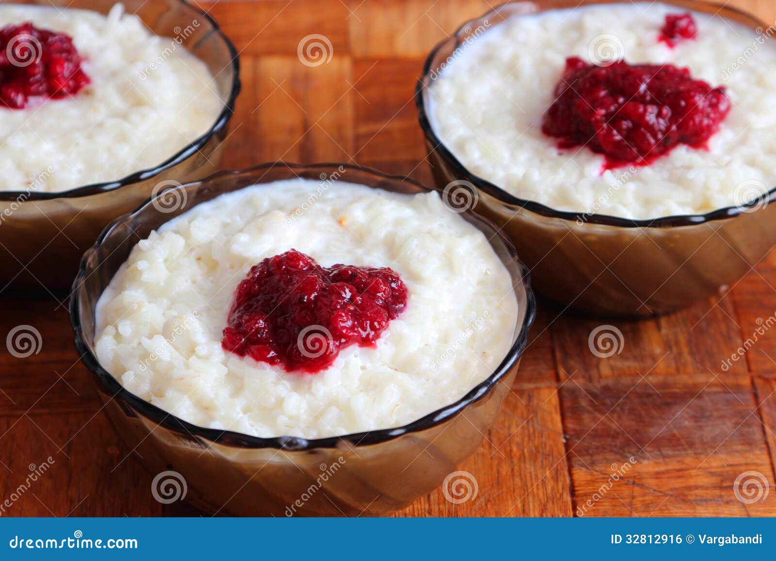 Reispudding stockfoto. Bild von sahnig, köstlich, beere - 32812916