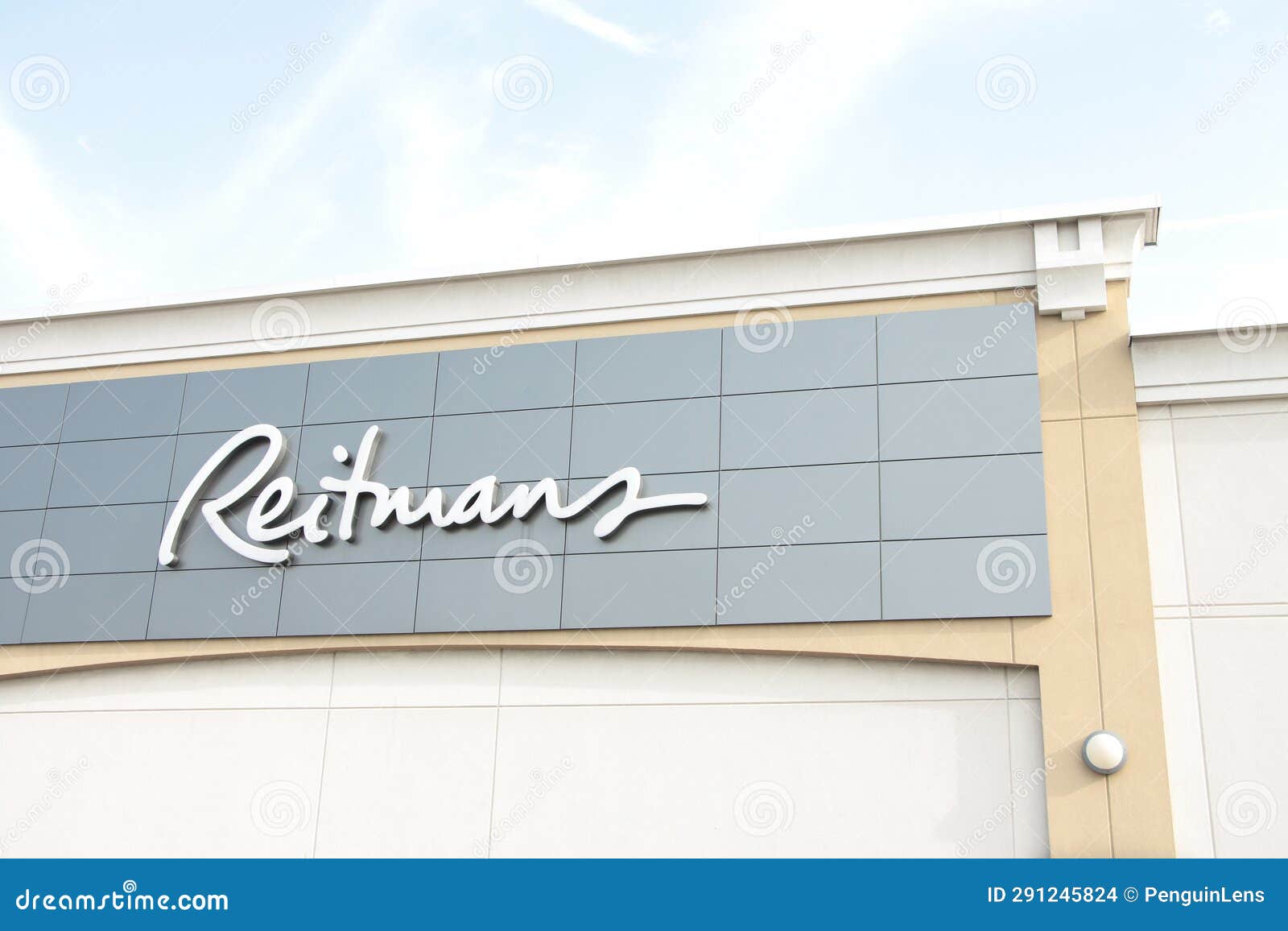 Tor, Canada - August 17, 2023: Reitmans Logo Sign on Front of Store ...