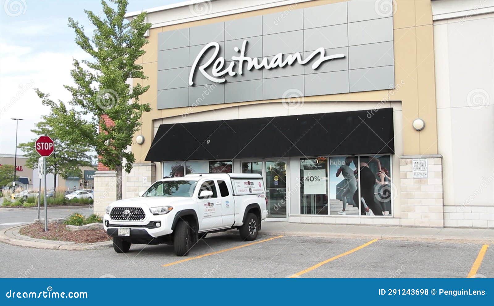 Tor, Canada - August 17, 2023: Reitmans Store Front Entrance with Tree ...
