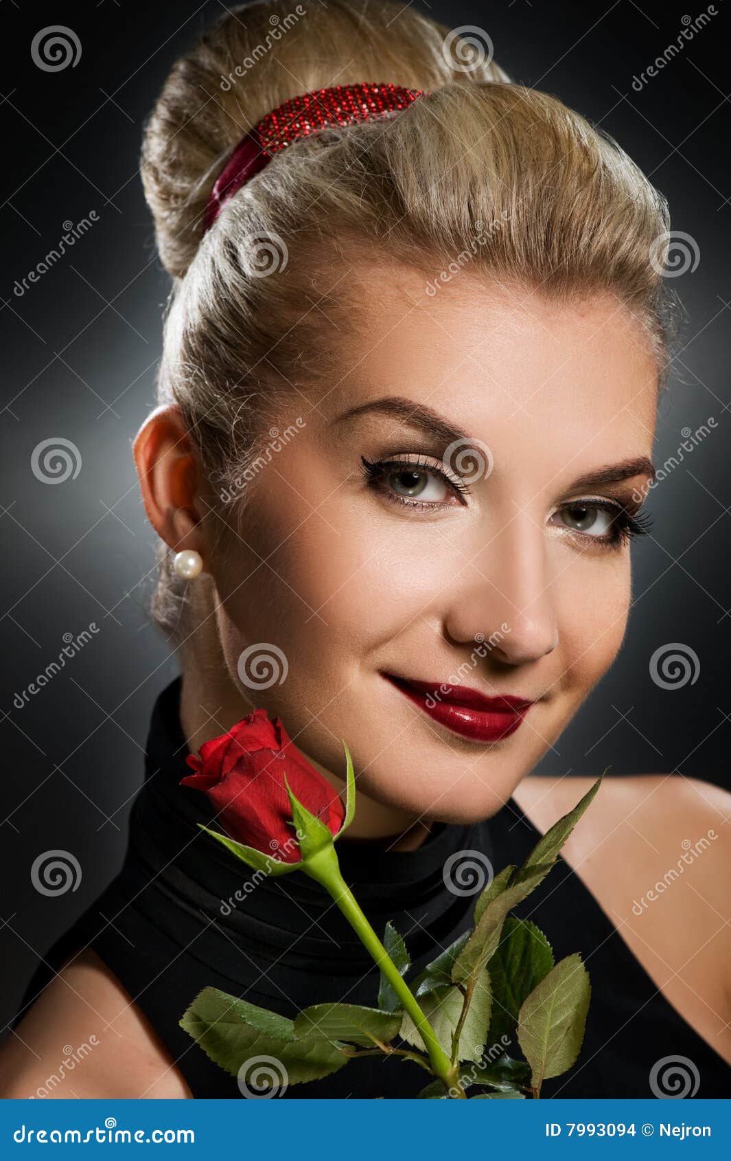 Reizend Dame mit Rot stieg stockfoto. Bild von schönheit - 7993094