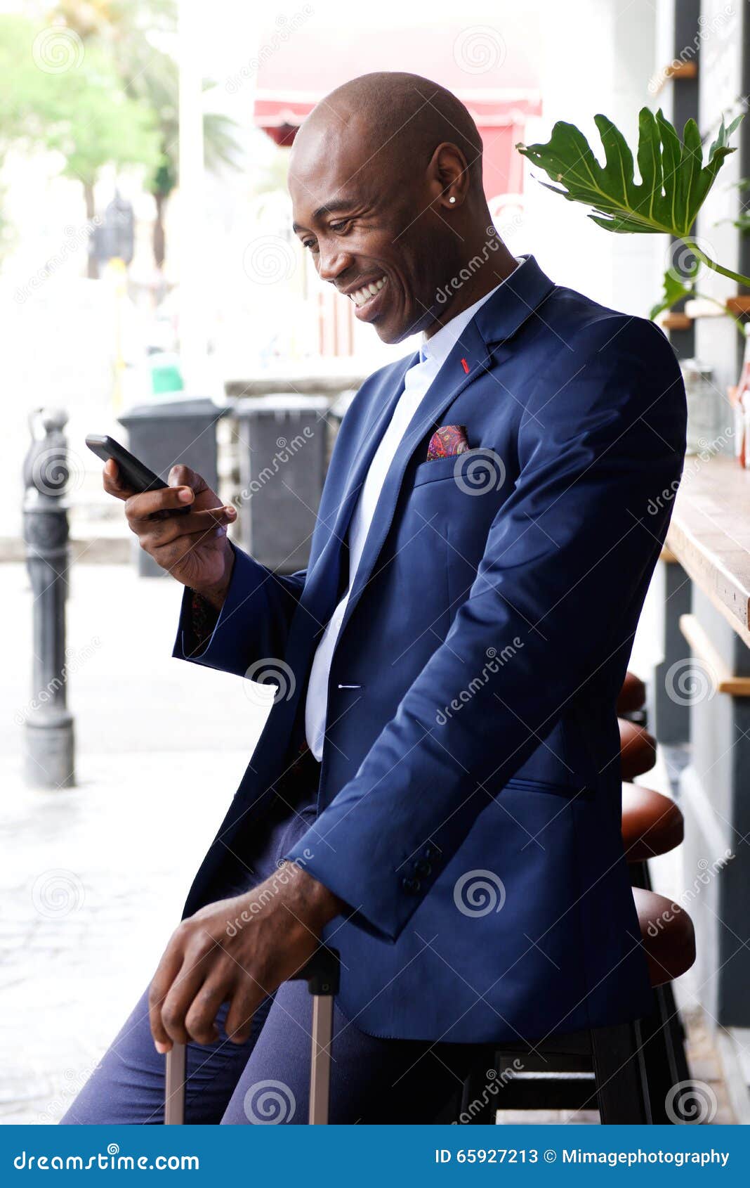 Reizend De Tekstbericht Van De Zakenmanlezing Stock Afbeelding - Image ...