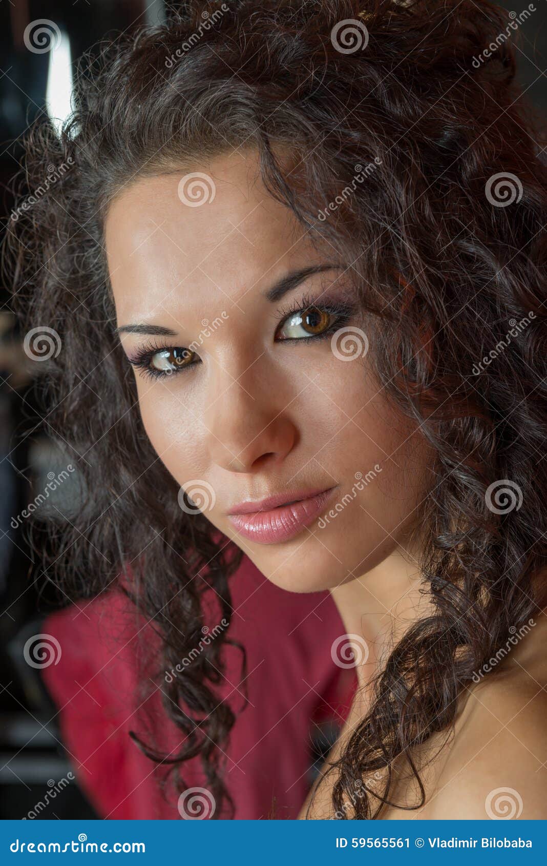 Reizend junge Frau stockbild. Bild von frisur, mädchen - 59565561