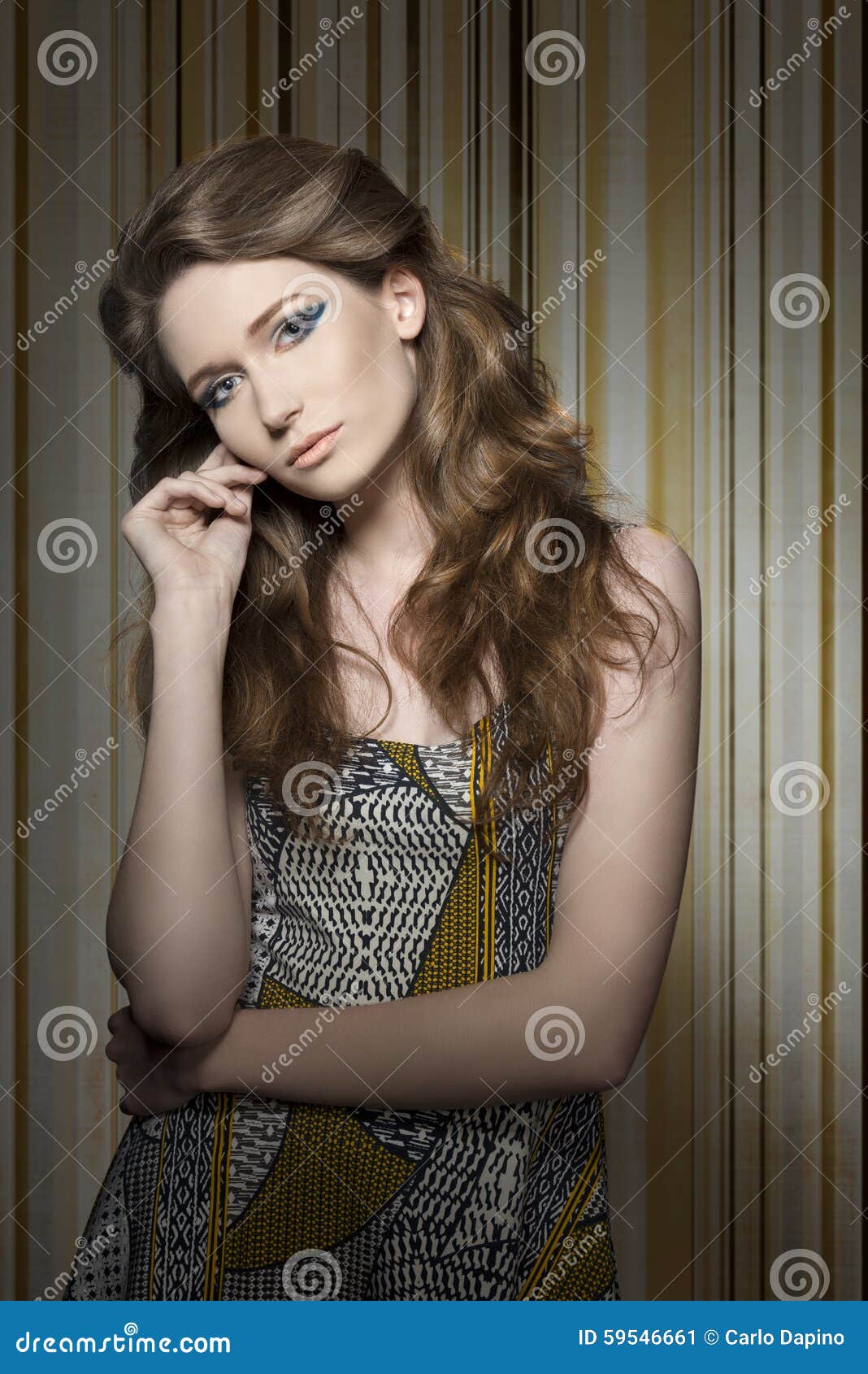 Reizend Mädchen Mit Reizendem Kleid Stockbild - Bild von bezaubern ...