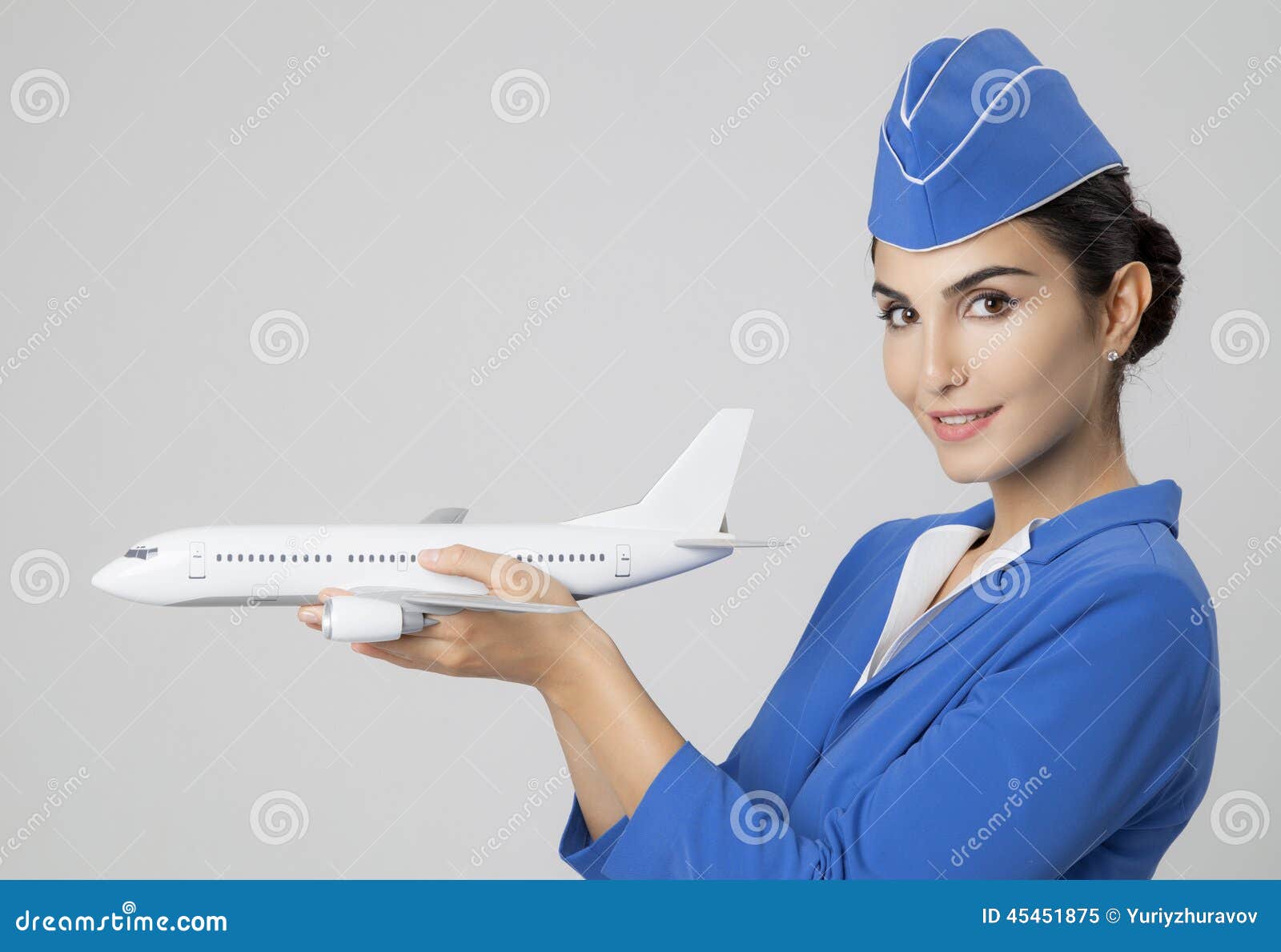 Reizend Stewardess-Holding Airplane in-Hand Stockbild - Bild von ...