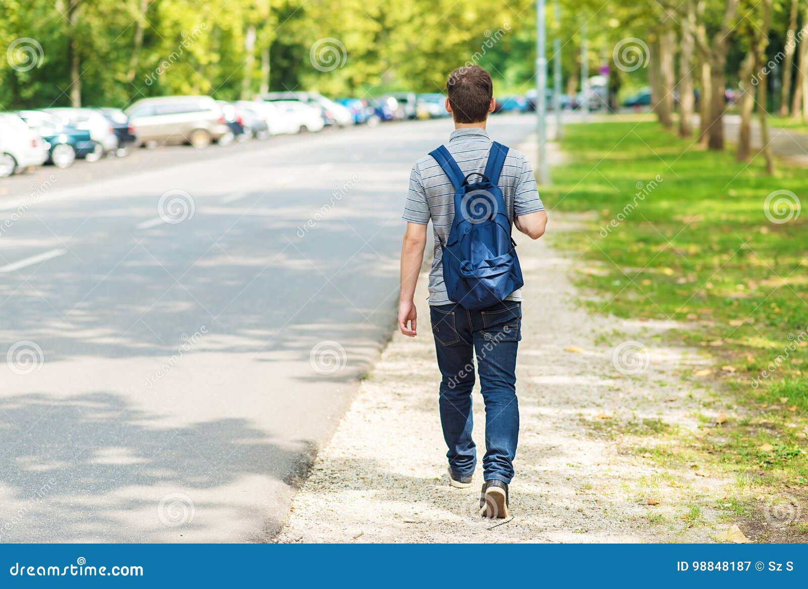 Reizigersmens Die Dichtbij De Weg Lopen Stock Afbeelding - Image of ...