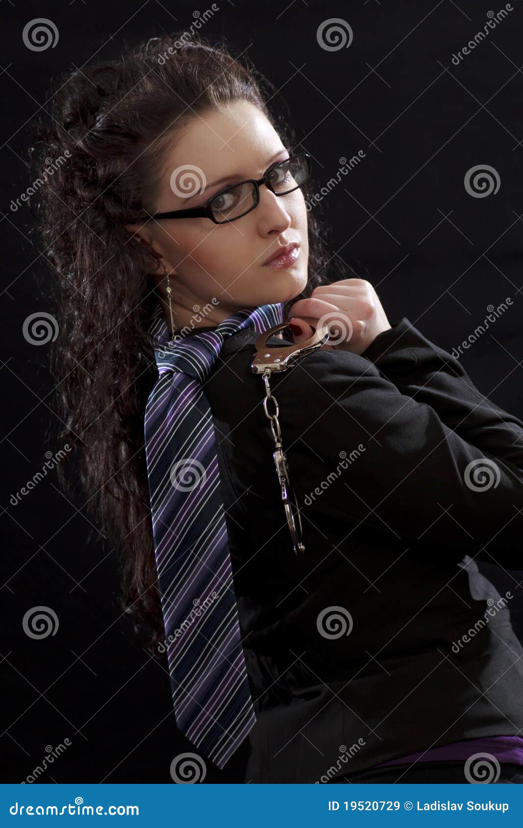 Reizvolle Frau Mit Handschellen Stockbild - Bild von gläser, rüber ...