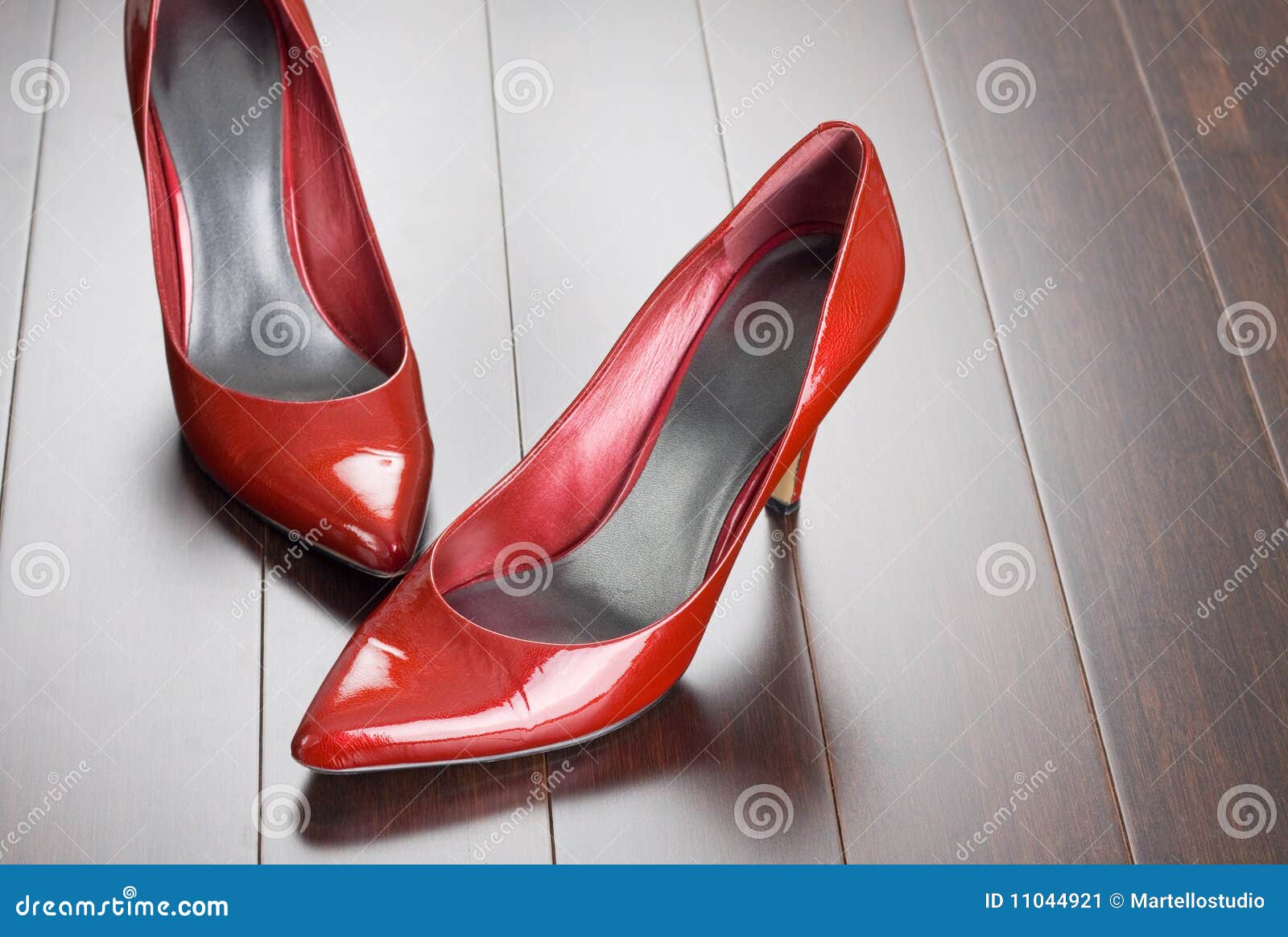 Reizvolle rote Schuhe stockbild. Bild von hoch, zubehör - 11044921