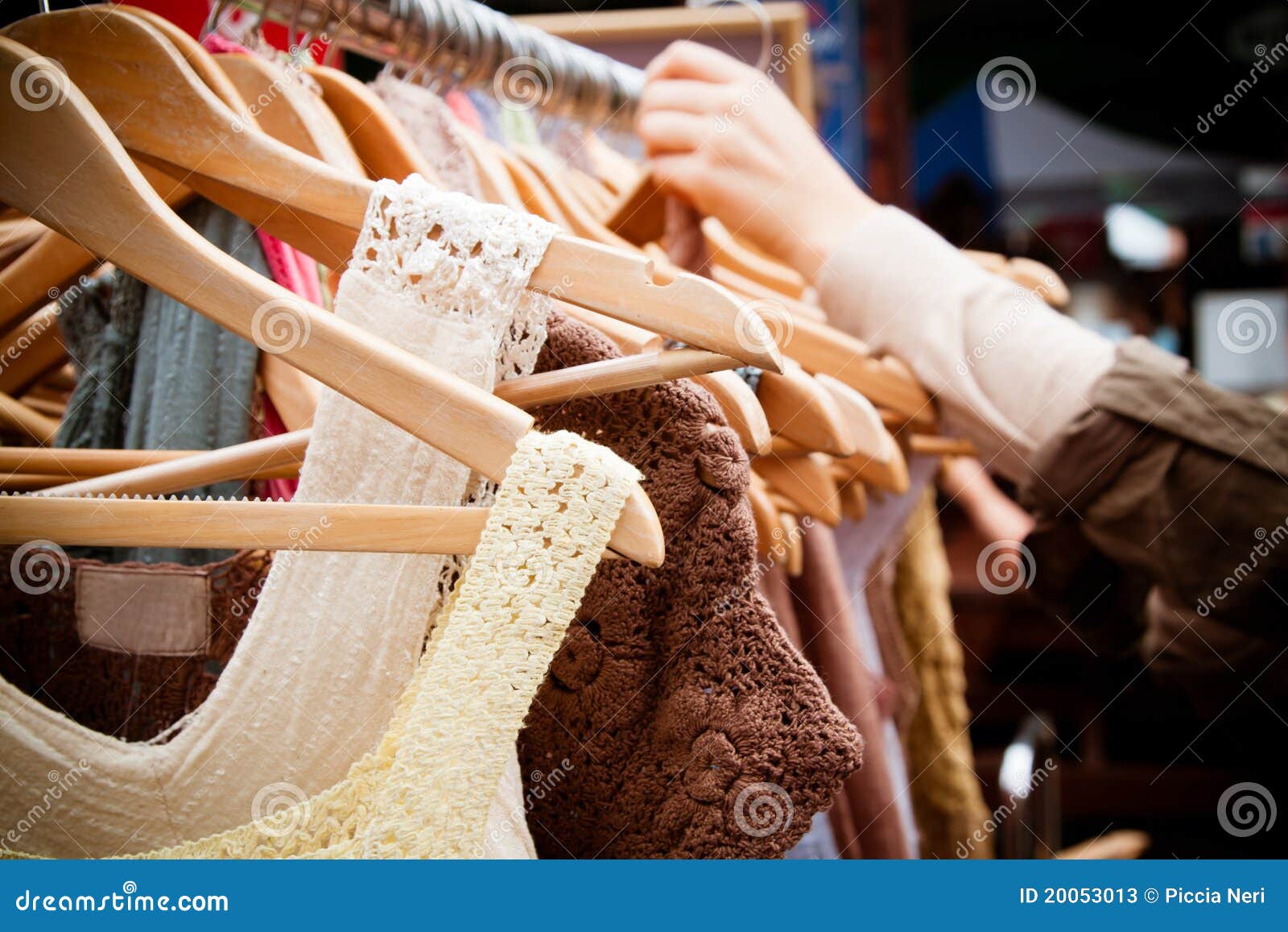 Rek van kleding bij markt stock afbeelding. Image of markt - 20053013