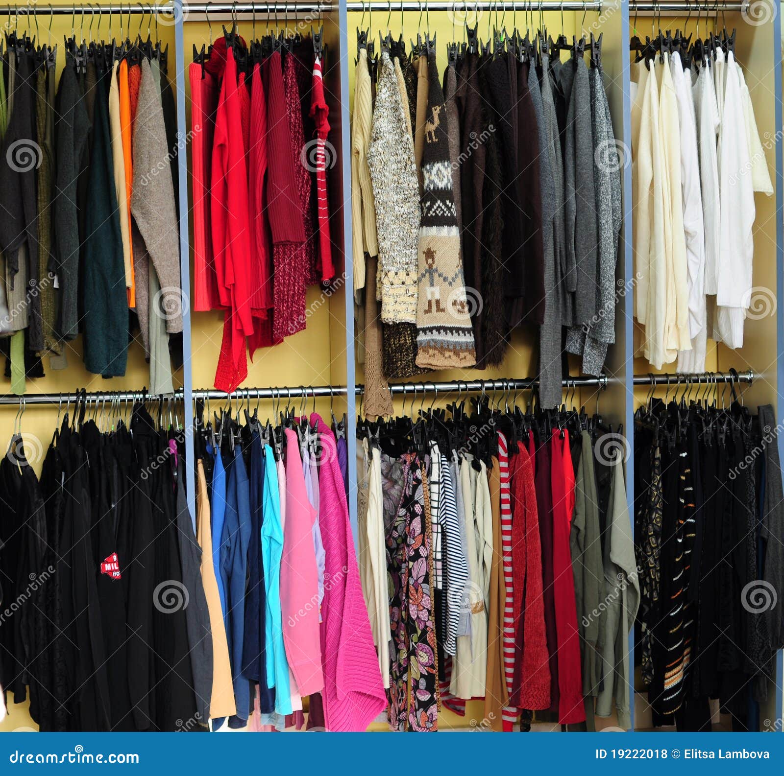 Rekken met kleren stock foto. Image of kwaliteit, producten - 19222018