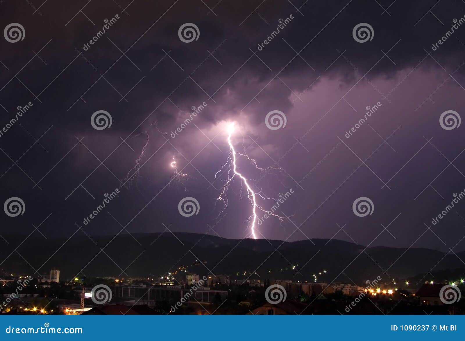 Relámpago imagen de archivo. Imagen de pulso, tormenta - 1090237