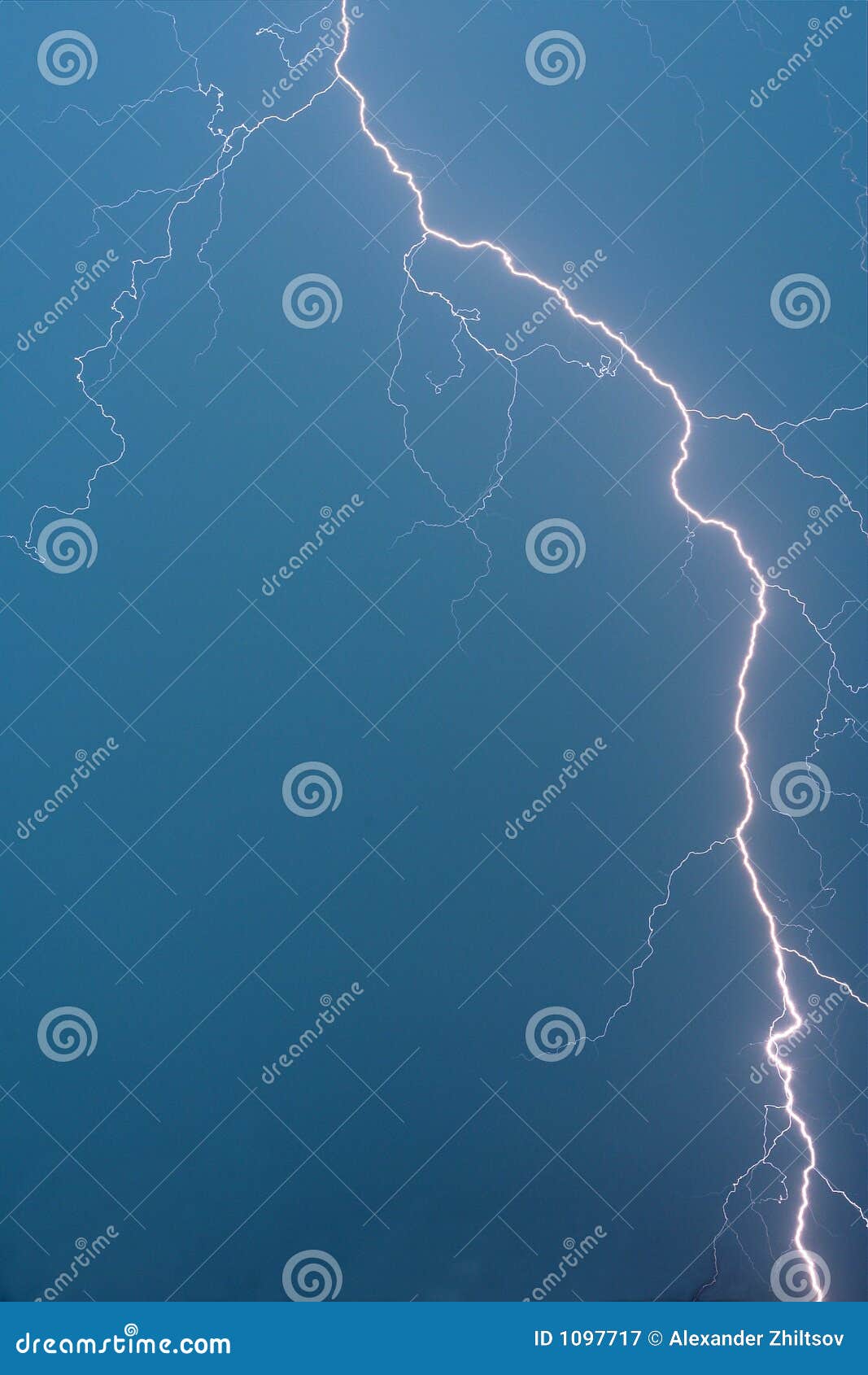 Relámpago imagen de archivo. Imagen de eléctrico, tormenta - 1097717