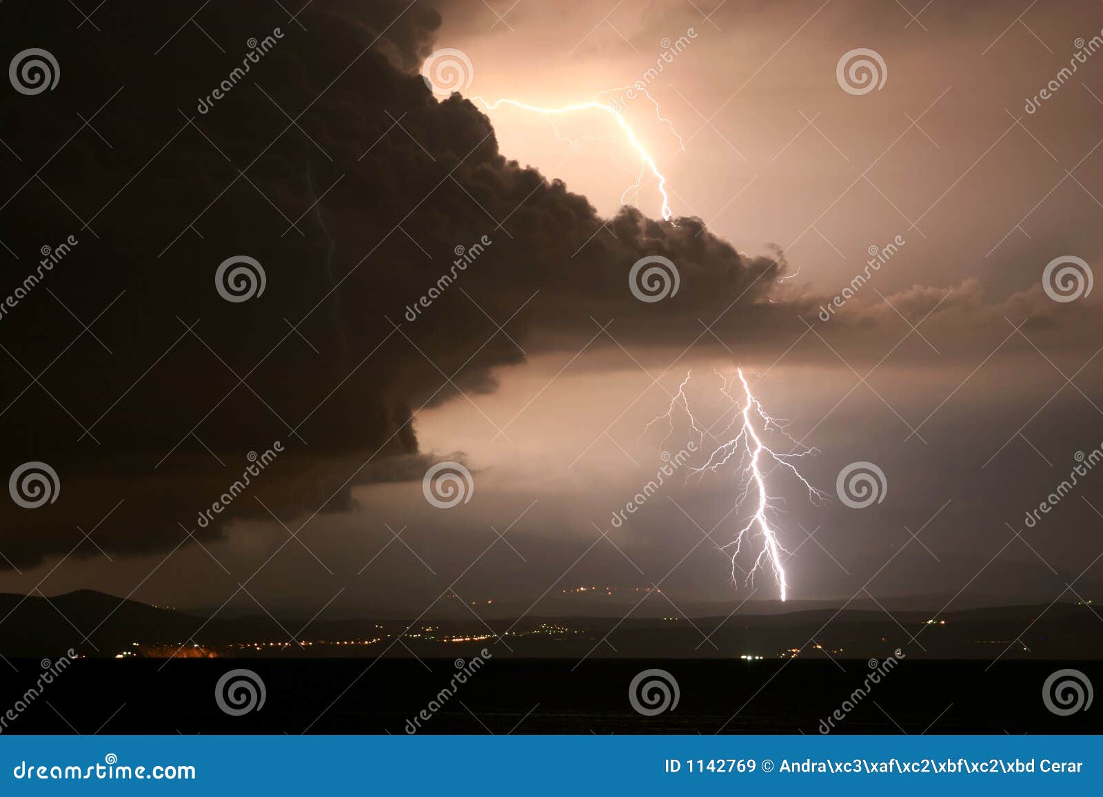 Relámpago imagen de archivo. Imagen de electricidad, perfore - 1142769