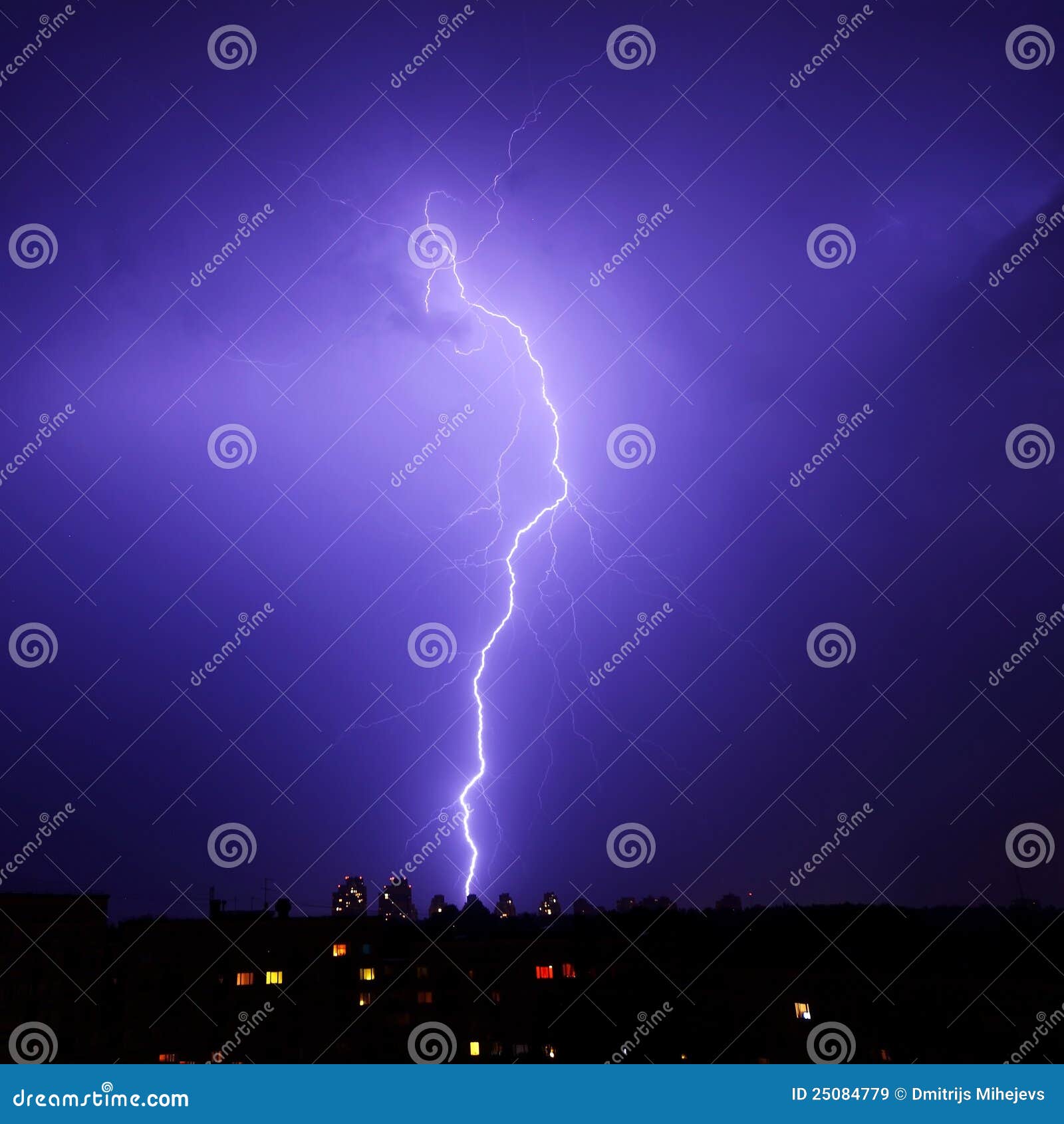 Relámpago imagen de archivo. Imagen de impactante, oscuro - 25084779