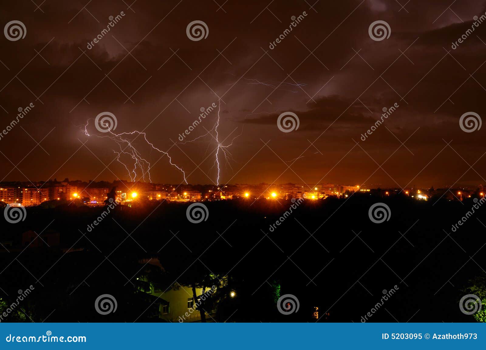 Relámpago imagen de archivo. Imagen de peligroso, tempestuoso - 5203095
