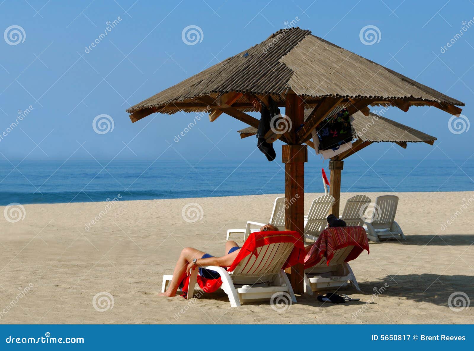 Relajación de la playa imagen de archivo. Imagen de todos - 5650817