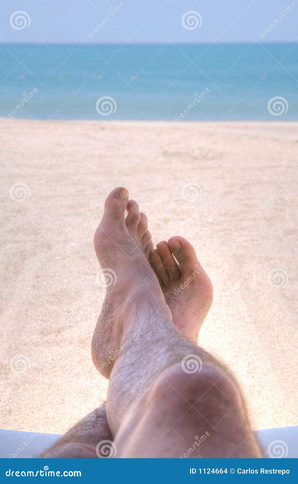 Relajado en la playa foto de archivo. Imagen de playa - 1124664