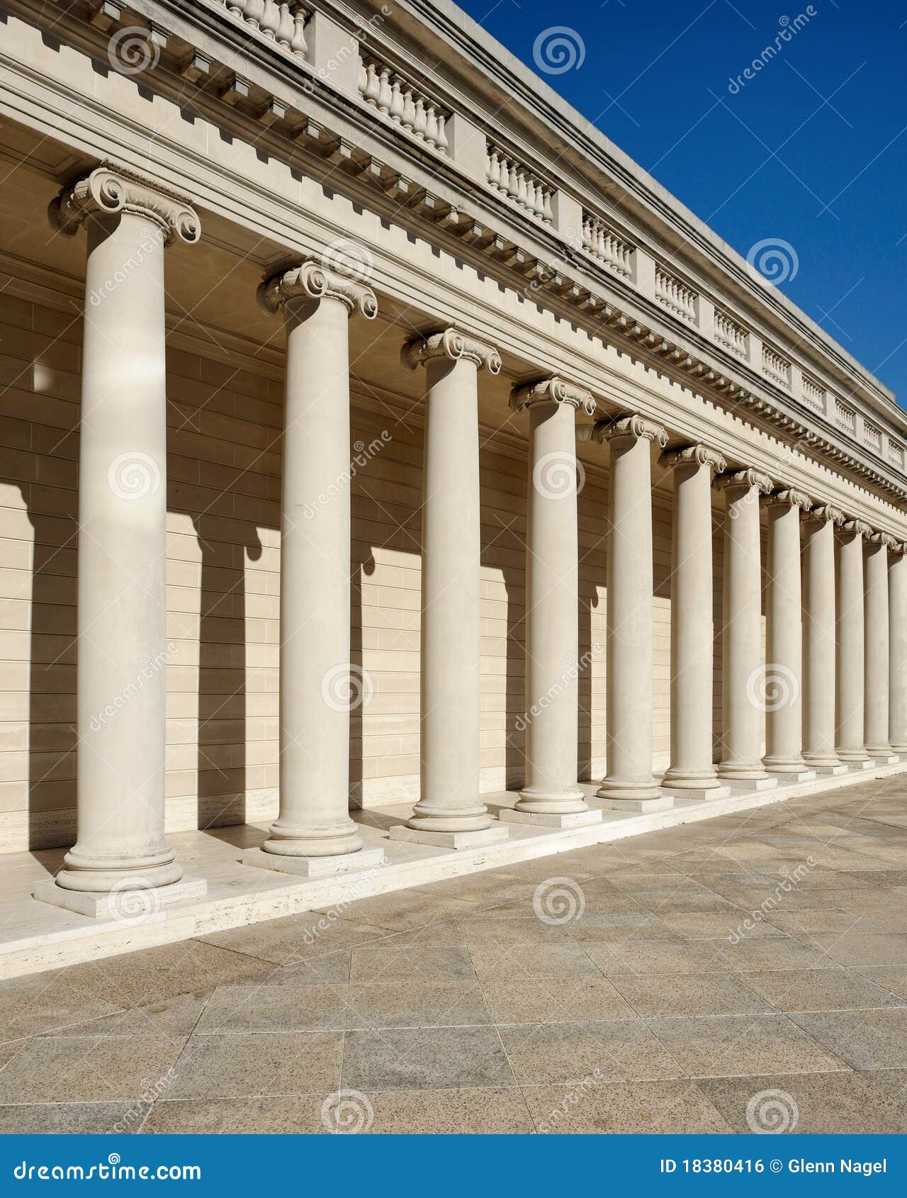 Relanzar Las Columnas Romanas Foto de archivo - Imagen de romano, azul ...