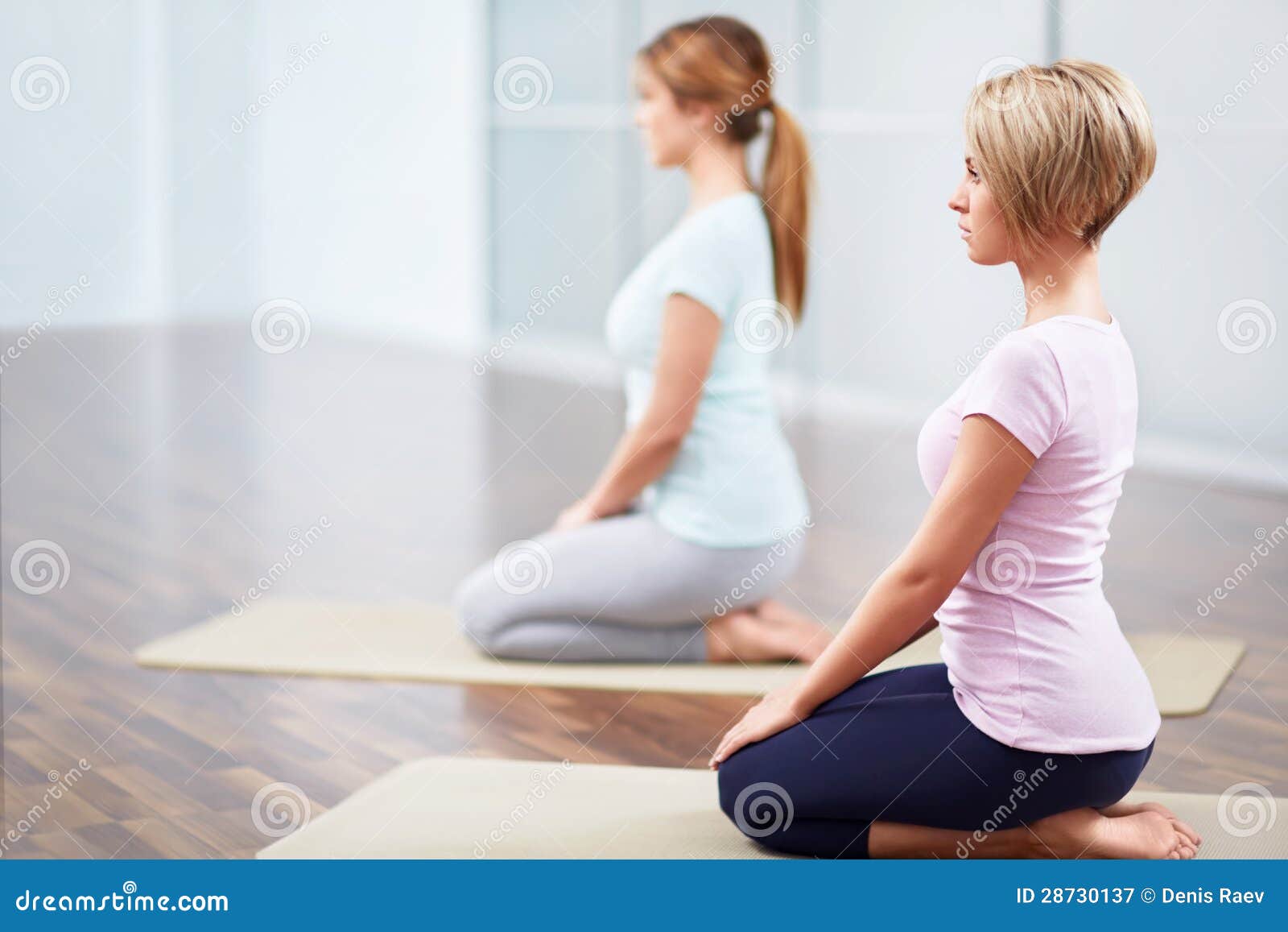 Relaxation image stock. Image du club, yoga, caucasien - 28730137