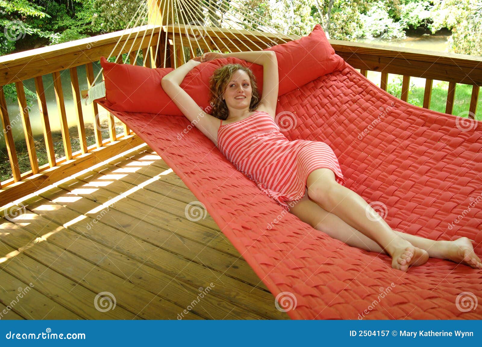 Relaxation sur l'hamac image stock. Image du contenu, paix - 2504157
