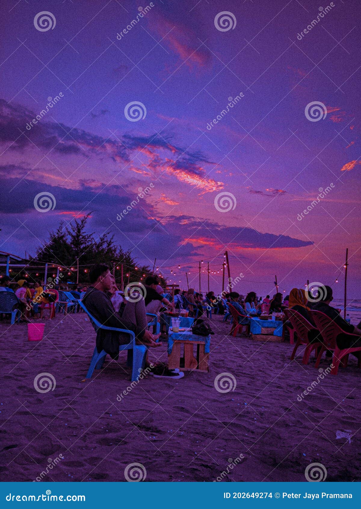 Relaxing Beach Crowd in the Afternoon Editorial Stock Image - Image of ...