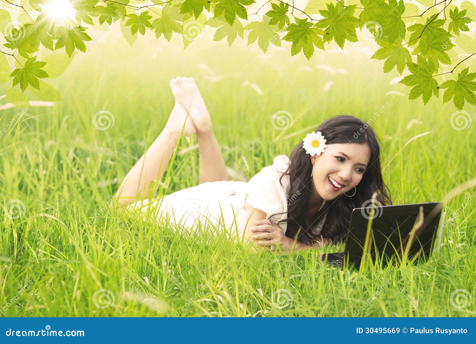 Relaxing moment outdoor stock image. Image of leaf, notebook - 30495669