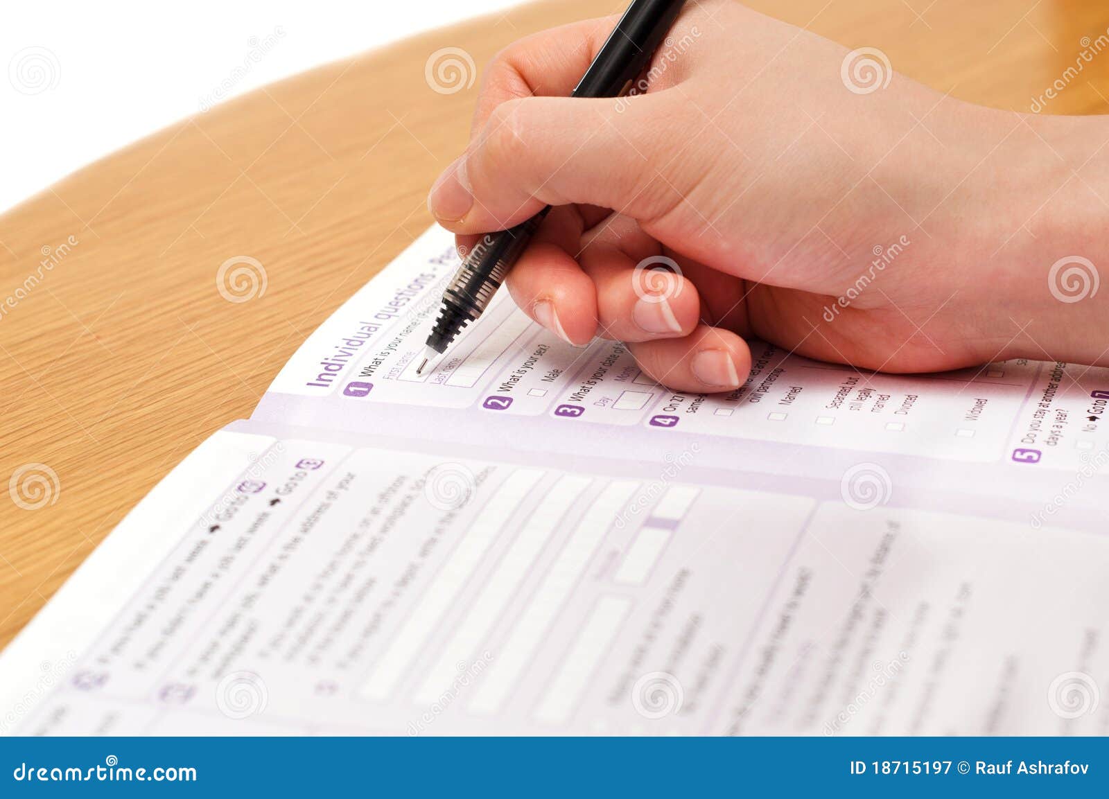 Rellenar el impreso imagen de archivo. Imagen de mano - 18715197