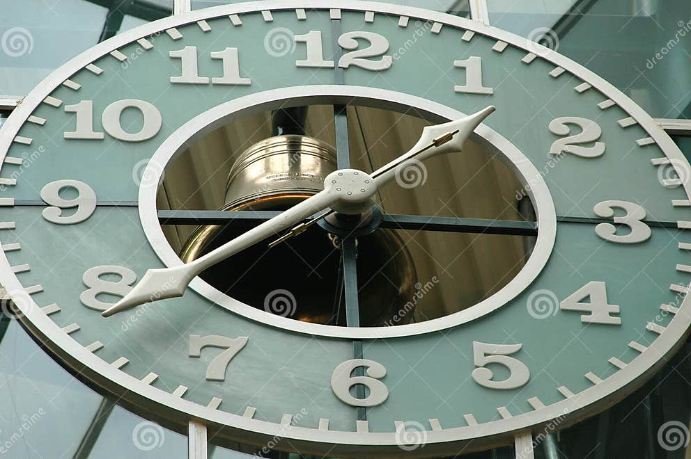 Reloj imagen de archivo. Imagen de tarde, minuto, hora - 1043865